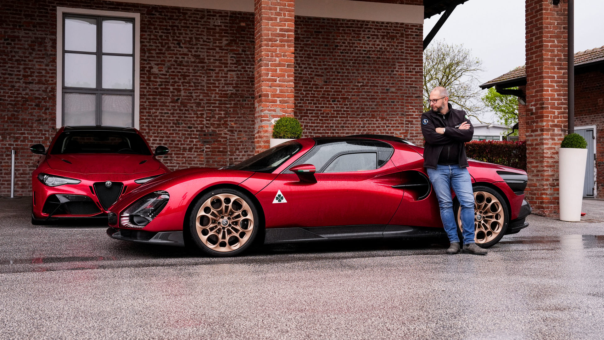 Alfa Romeo 33 Stradale 2025: prova, motore, prezzo, interni, video