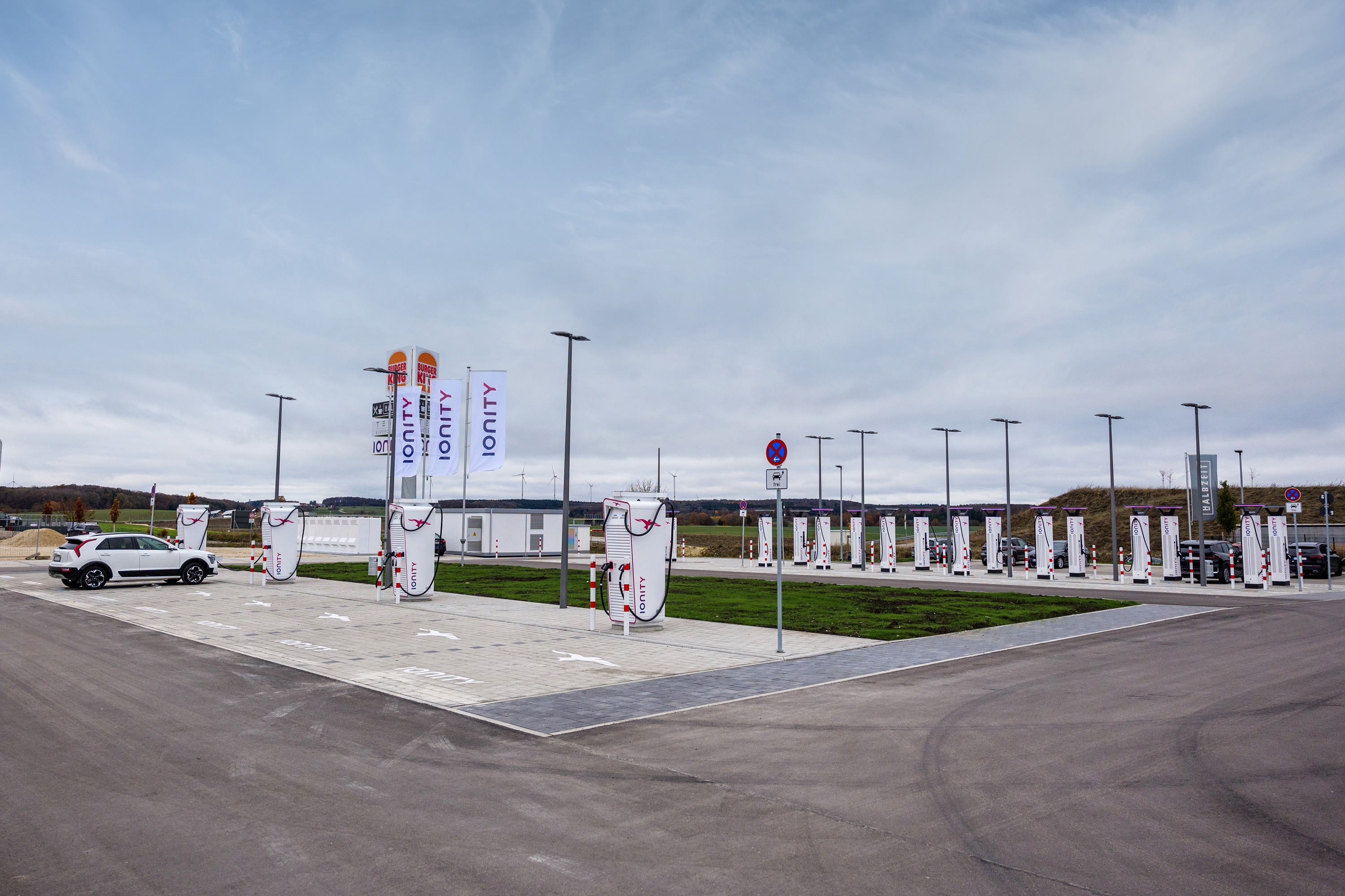 Ecco la nuova colonnina Ionity: si chiama HYC400 ed è italiana