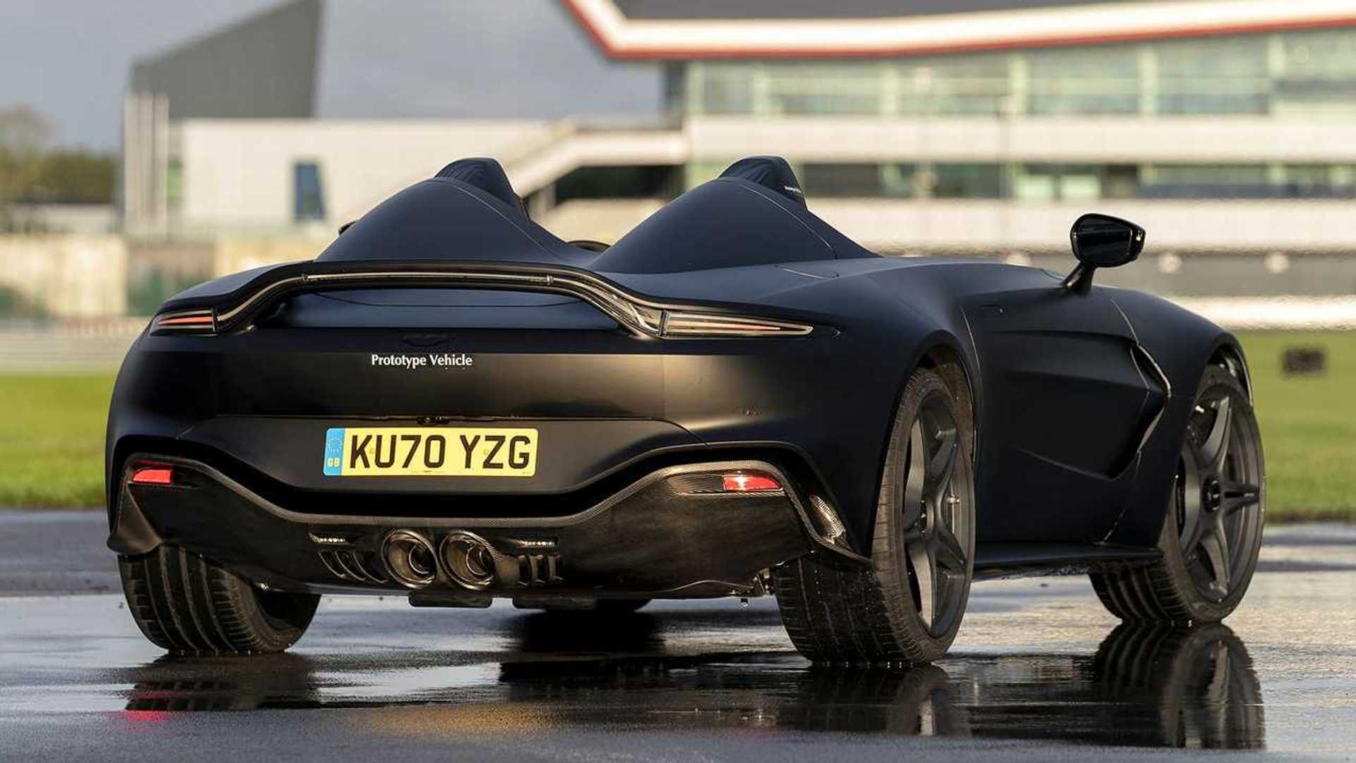 Casco in testa e il prototipo dell'Aston Martin V12 Speedster è in pista