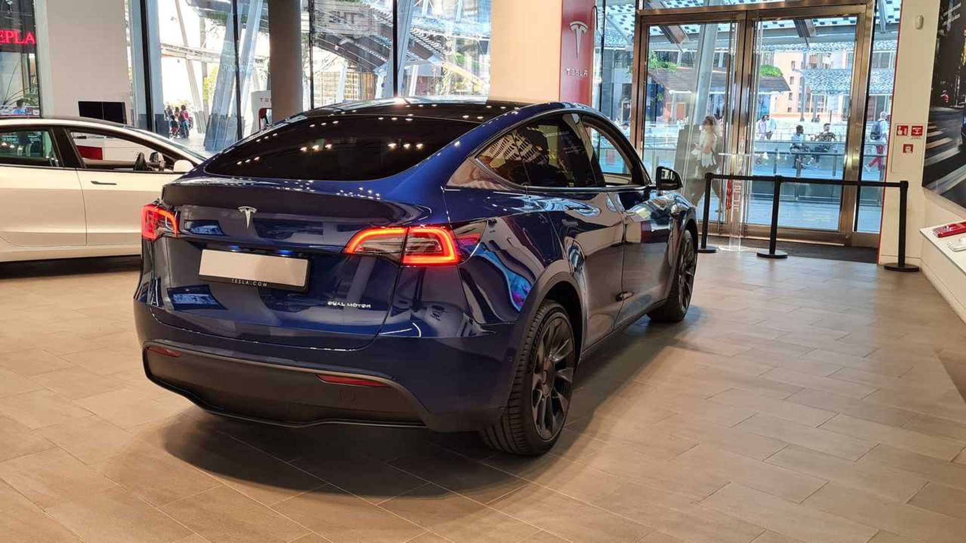 La Tesla Model Y è arrivata in Italia, l'abbiamo vista dal vivo