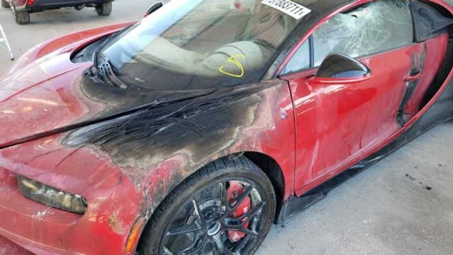 Este Bugatti Chiron queimado está à venda e por um preço "baixo"