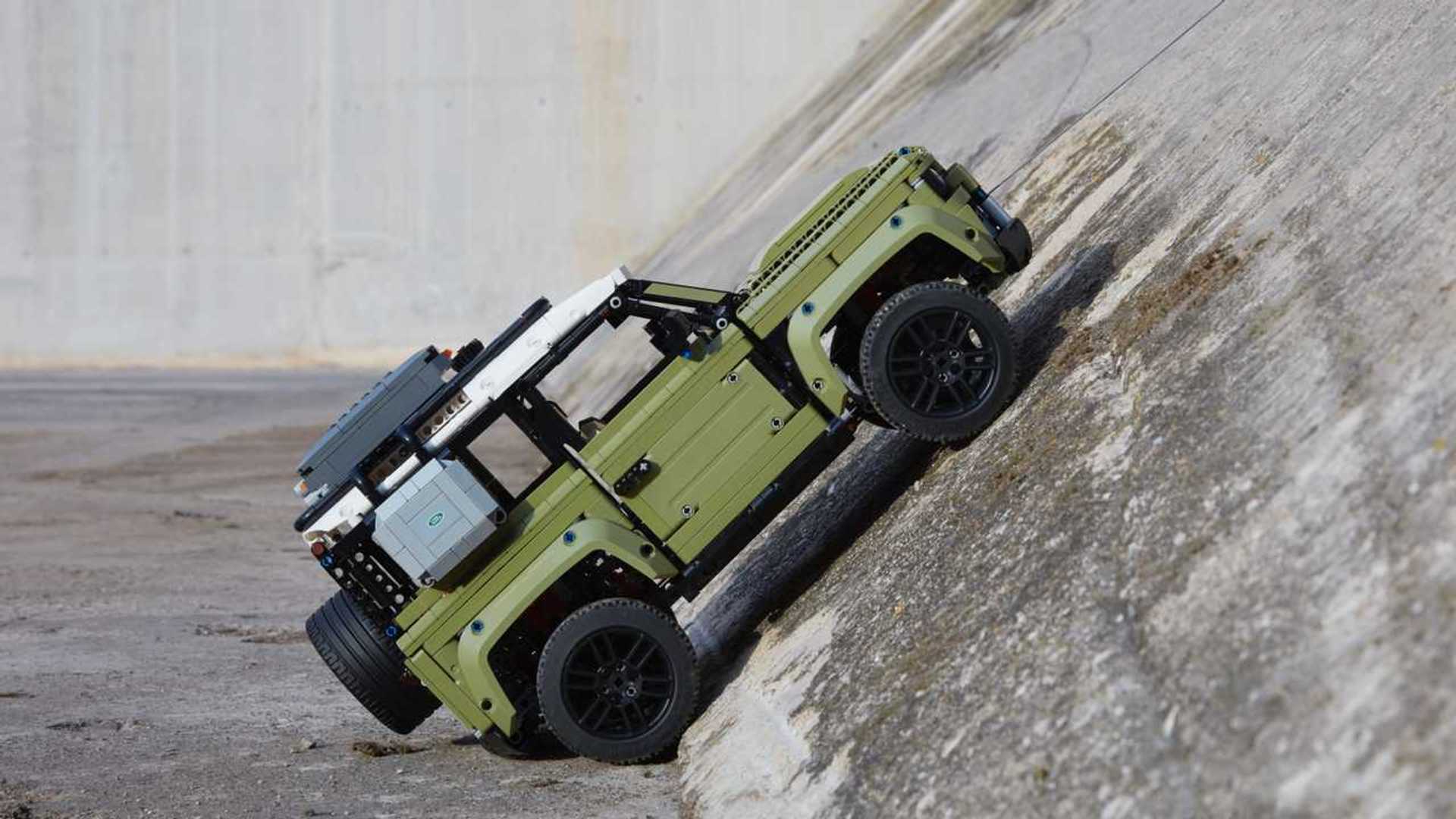 El nuevo Land Rover Defender acaba en una grúa... En forma de Lego