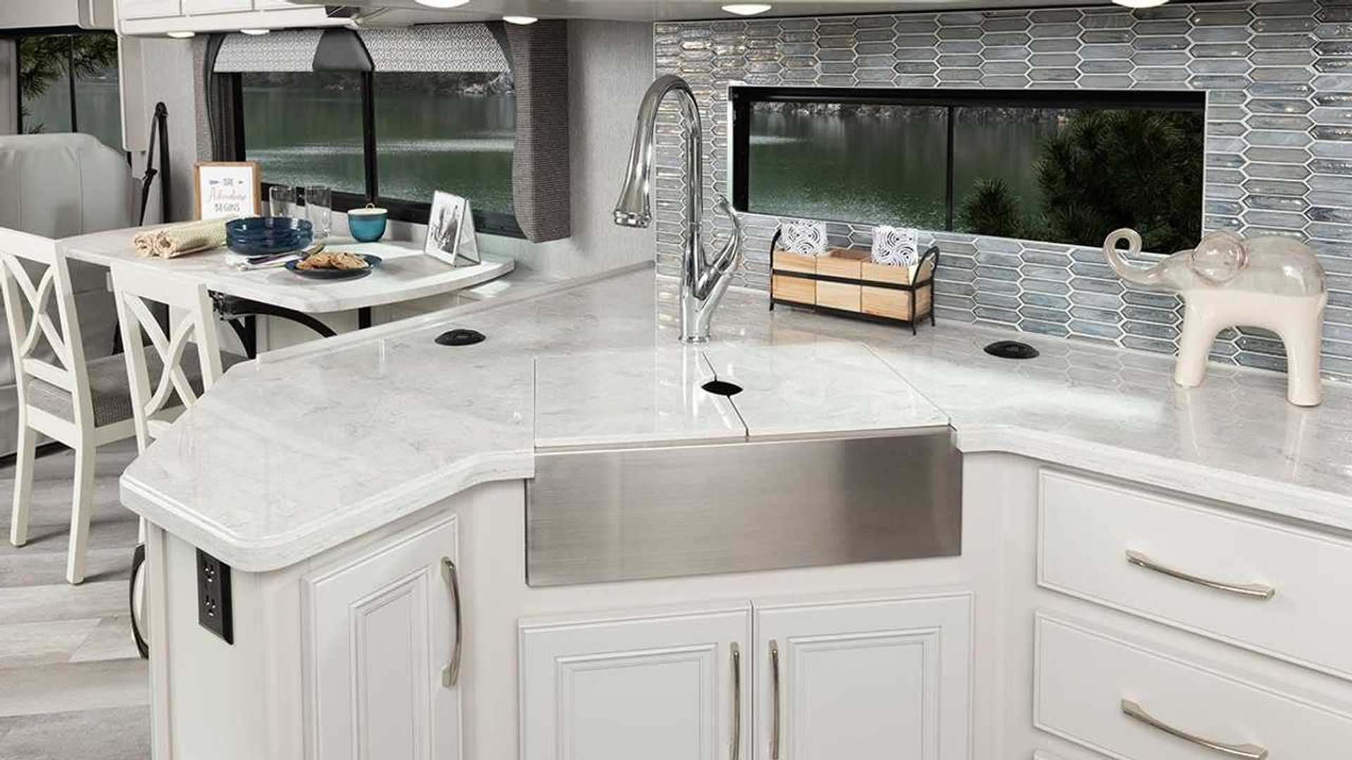 La autocaravana de Fleetwood tiene un interior como el de tu piso