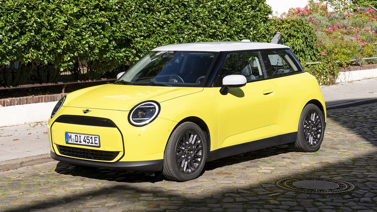 Nuova MINI Cooper 2024: prezzi e versioni a benzina ed elettriche