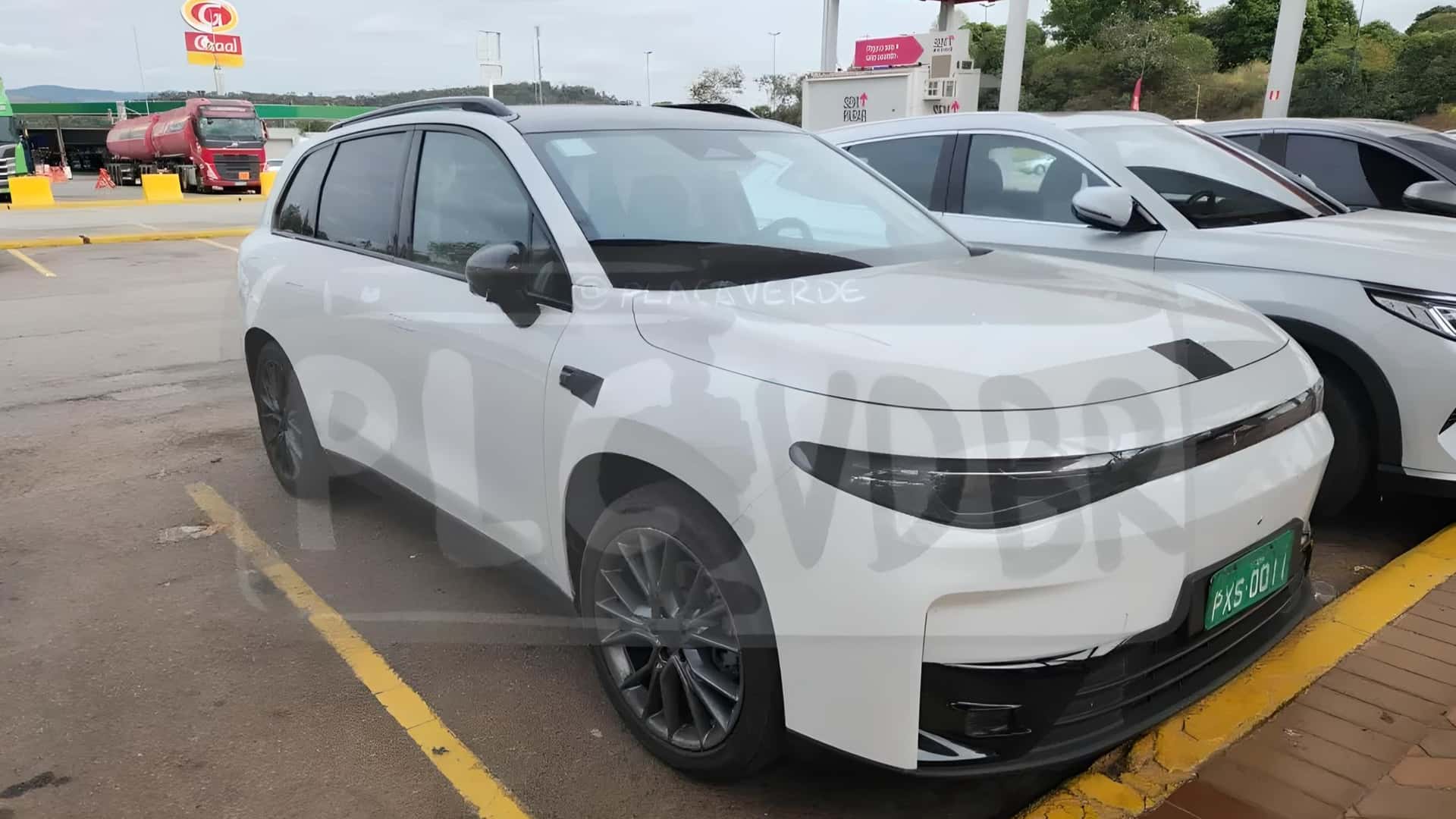 Leapmotor C10 é flagrado em testes no Brasil ao lado de um BYD Song Plus