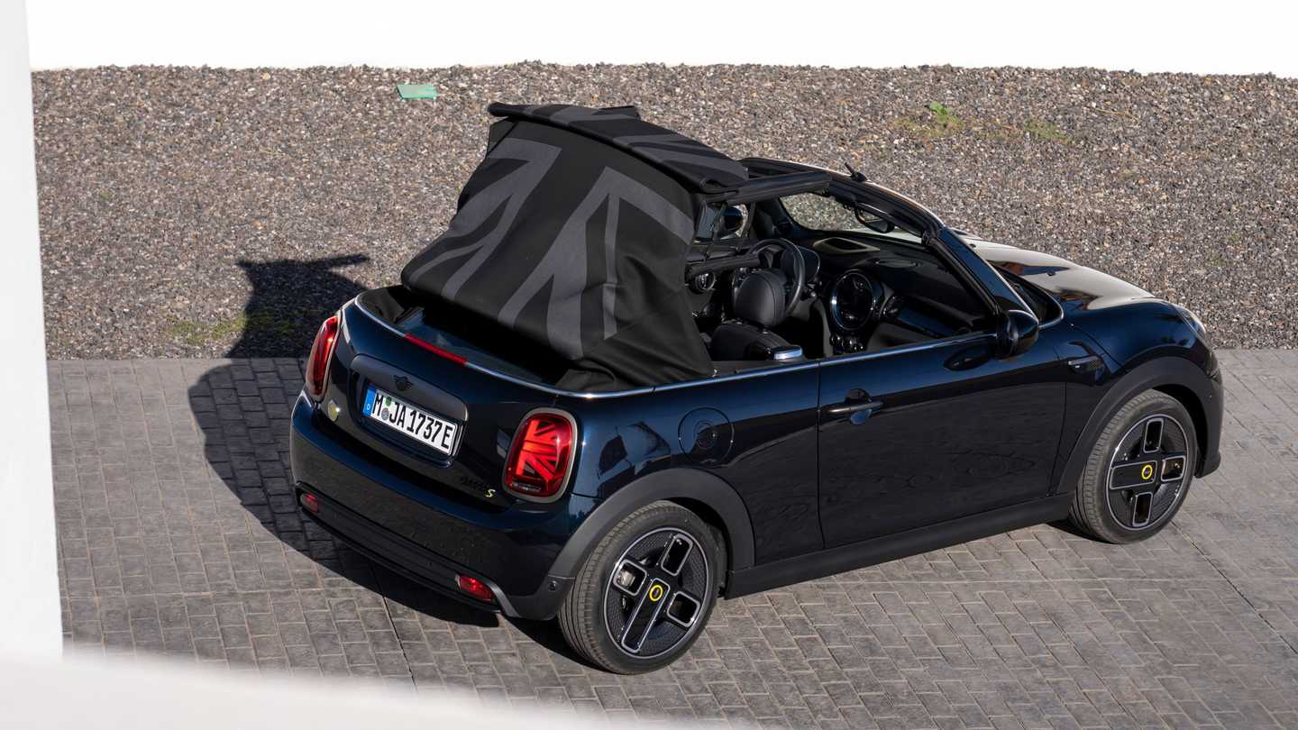 MINI Cooper SE Cabrio 2023: nuevo descapotable eléctrico en la gama