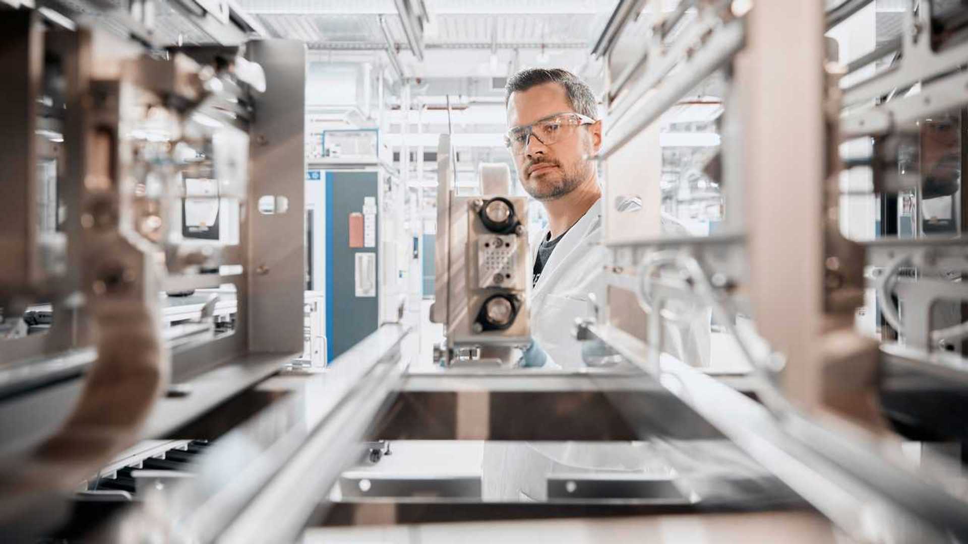 La spinta VW alle batterie europee: PowerCo si allea con Umicore