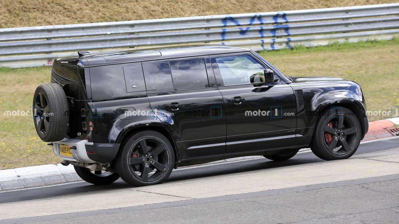Land Rover Defender prova il motore V8 al Nurburgring