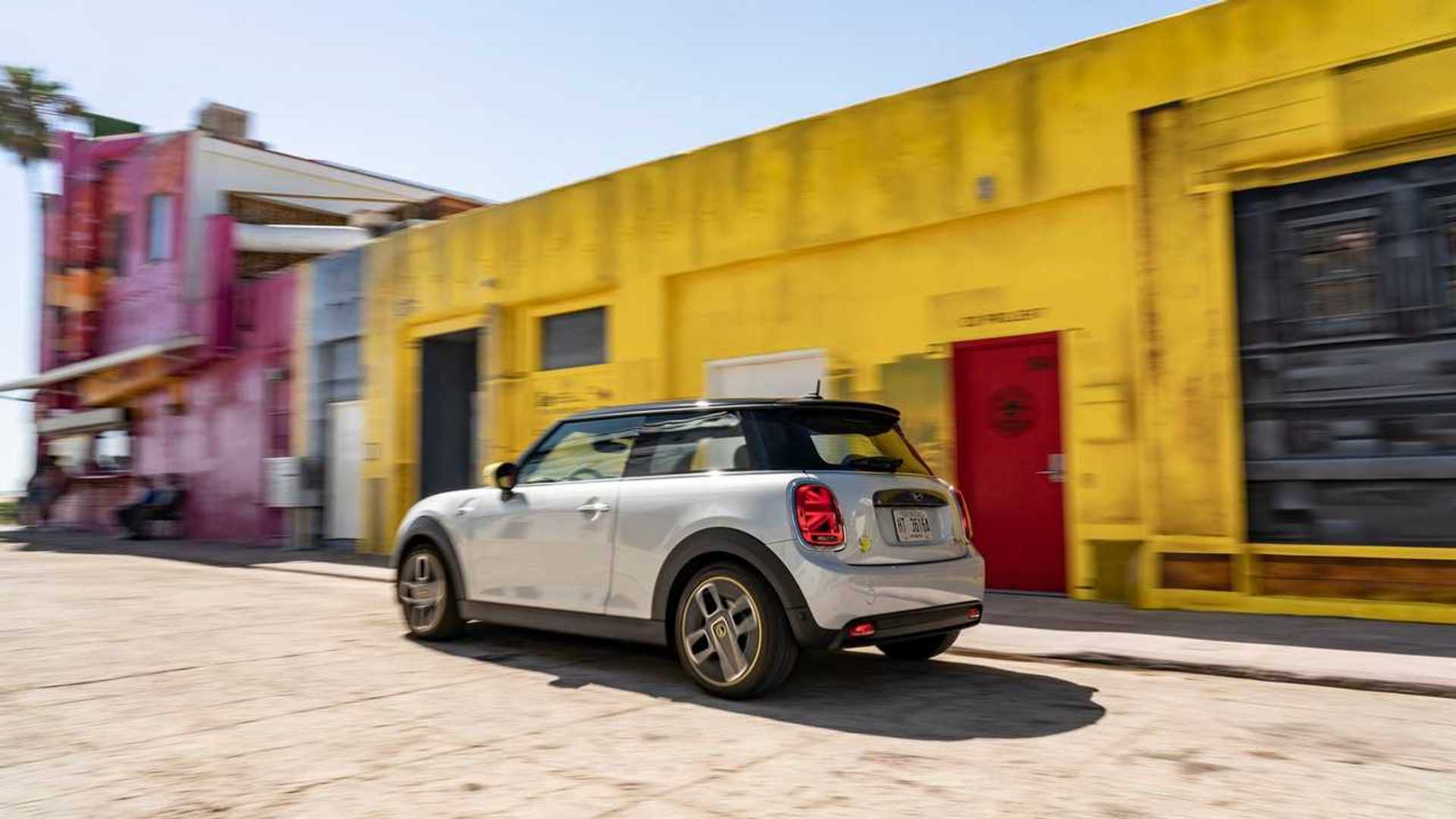 Quick Look At The MINI Cooper SE At The LA Auto Show: Videos