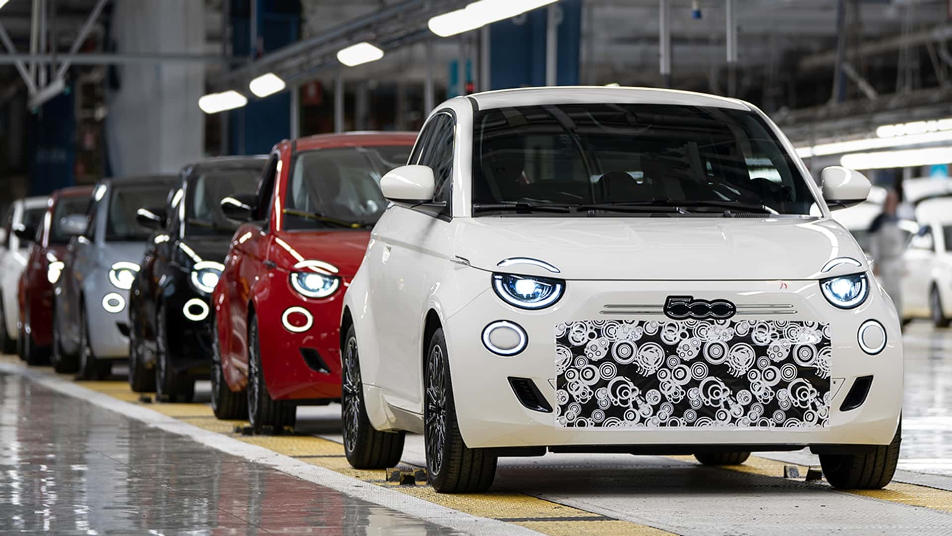 Le prime foto della Fiat 500 ibrida che arriva a fine anno