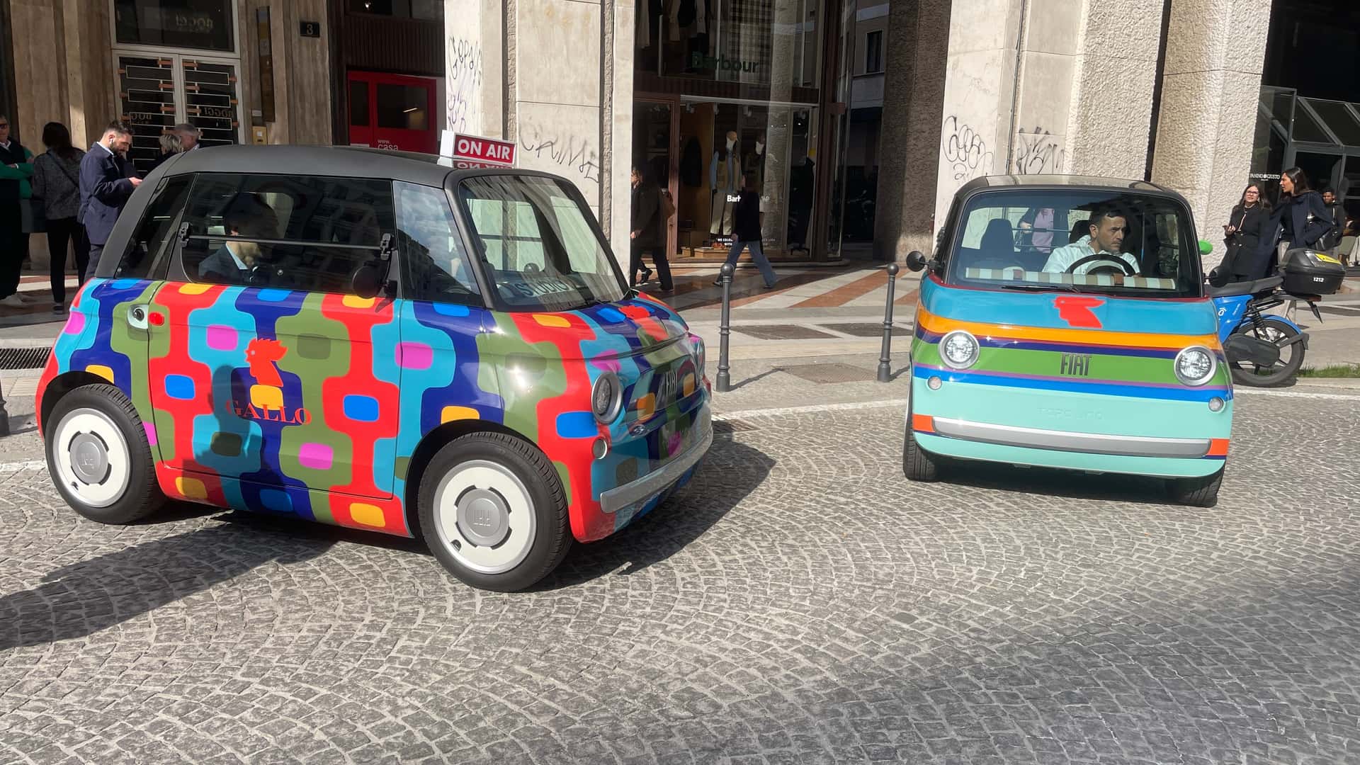 Una Fiat Topolino travestita da calzini (Gallo)