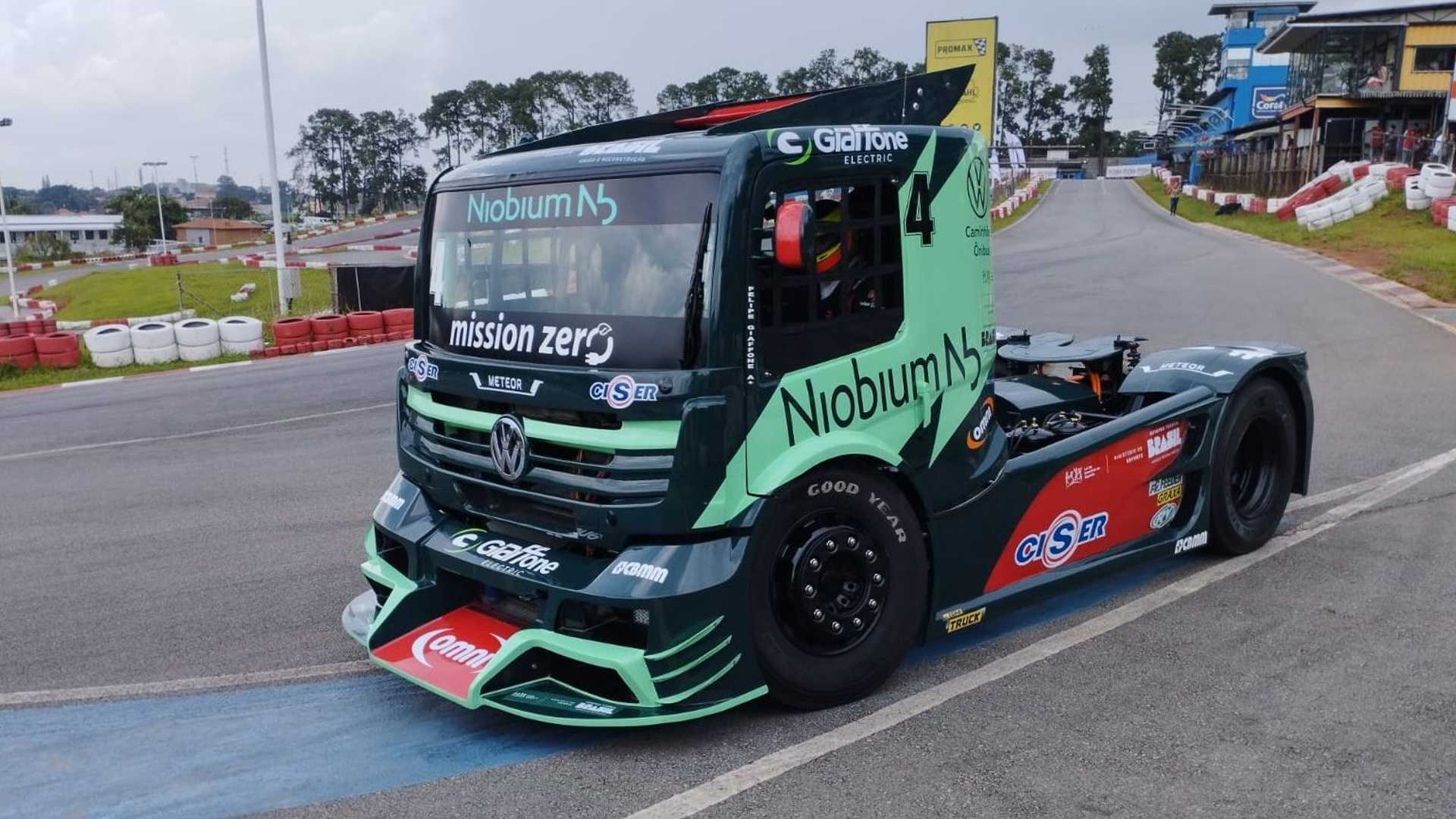 VWCO apresenta 1º caminhão de corrida híbrido do mundo no Brasil