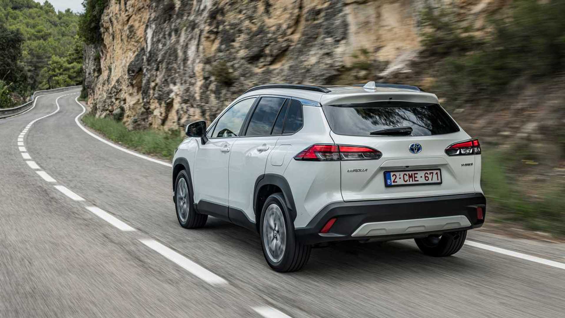 Toyota Corolla Cross, prova, 2.0 ibrida integrale AWD-i, 197 CV