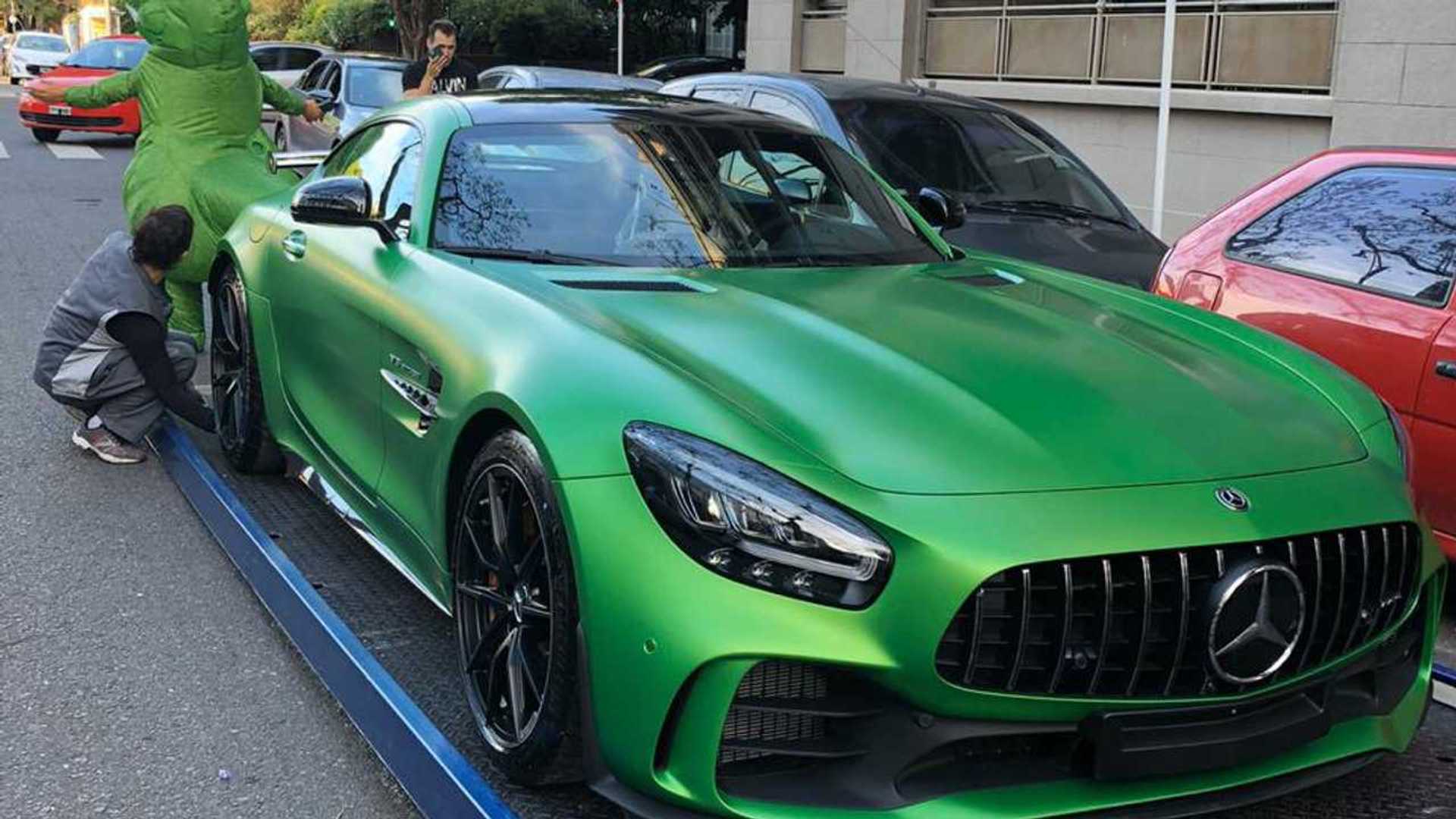 El Señor Ferrari se compró un Mercedes-AMG: el show de T-Rex y GT-R pasó por Buenos Aires