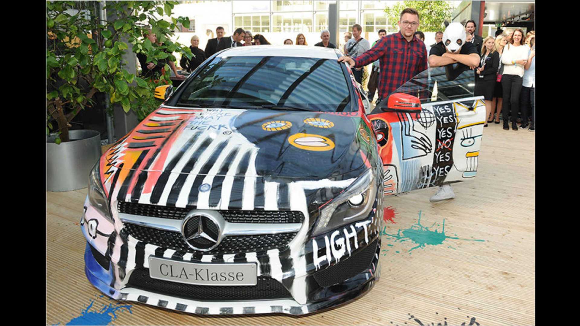 Rapper übergibt Unikat des Mercedes CLA StreetStyle