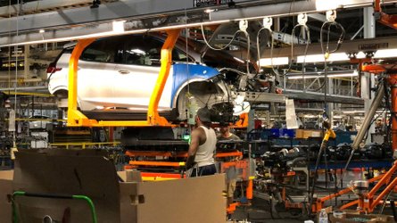 Visitamos a fábrica do Chevrolet Bolt para ver como é feito um carro ...