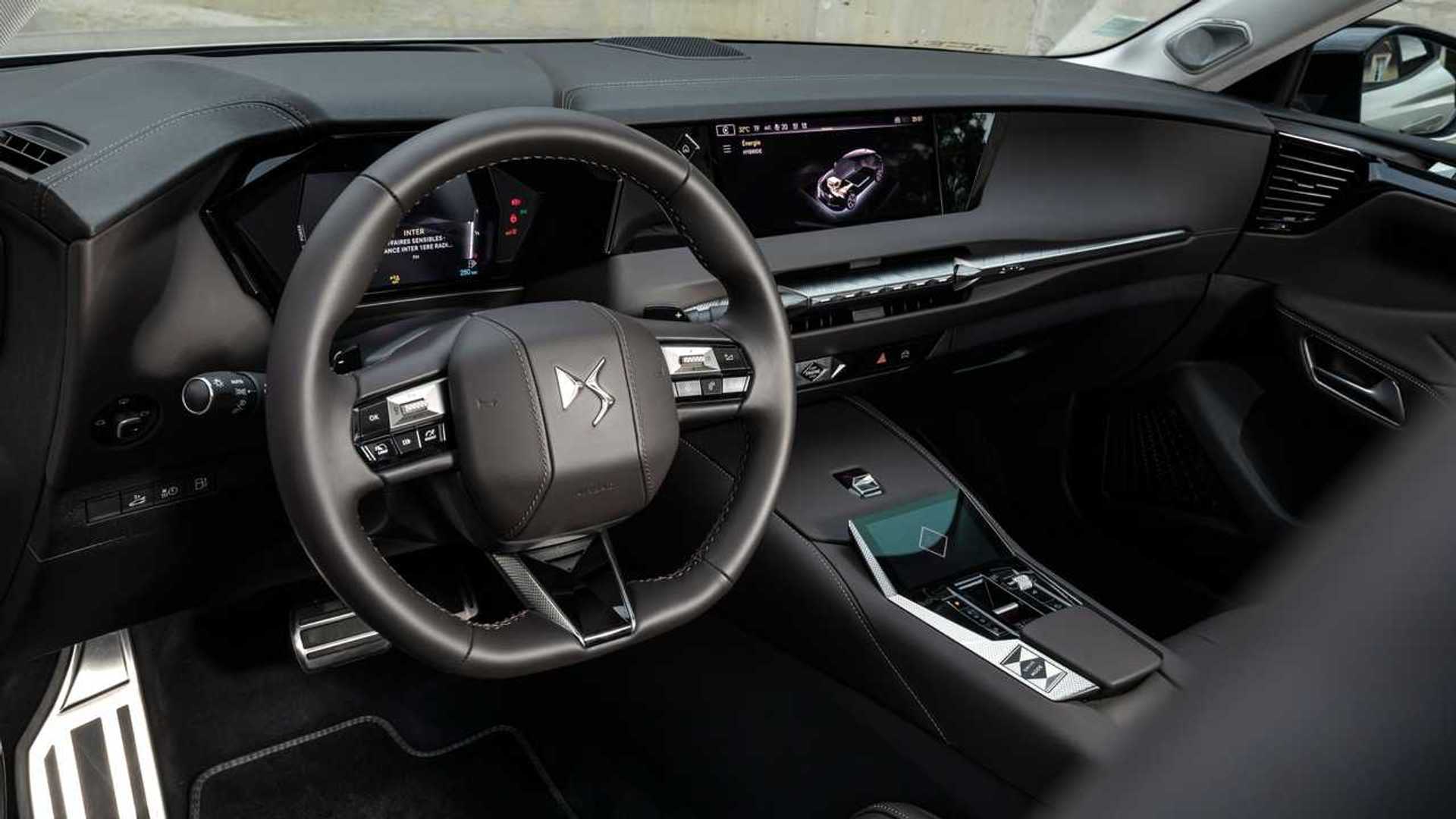 DS 4 2021 E-Tense plug-in: prova, interni, motore, prezzi