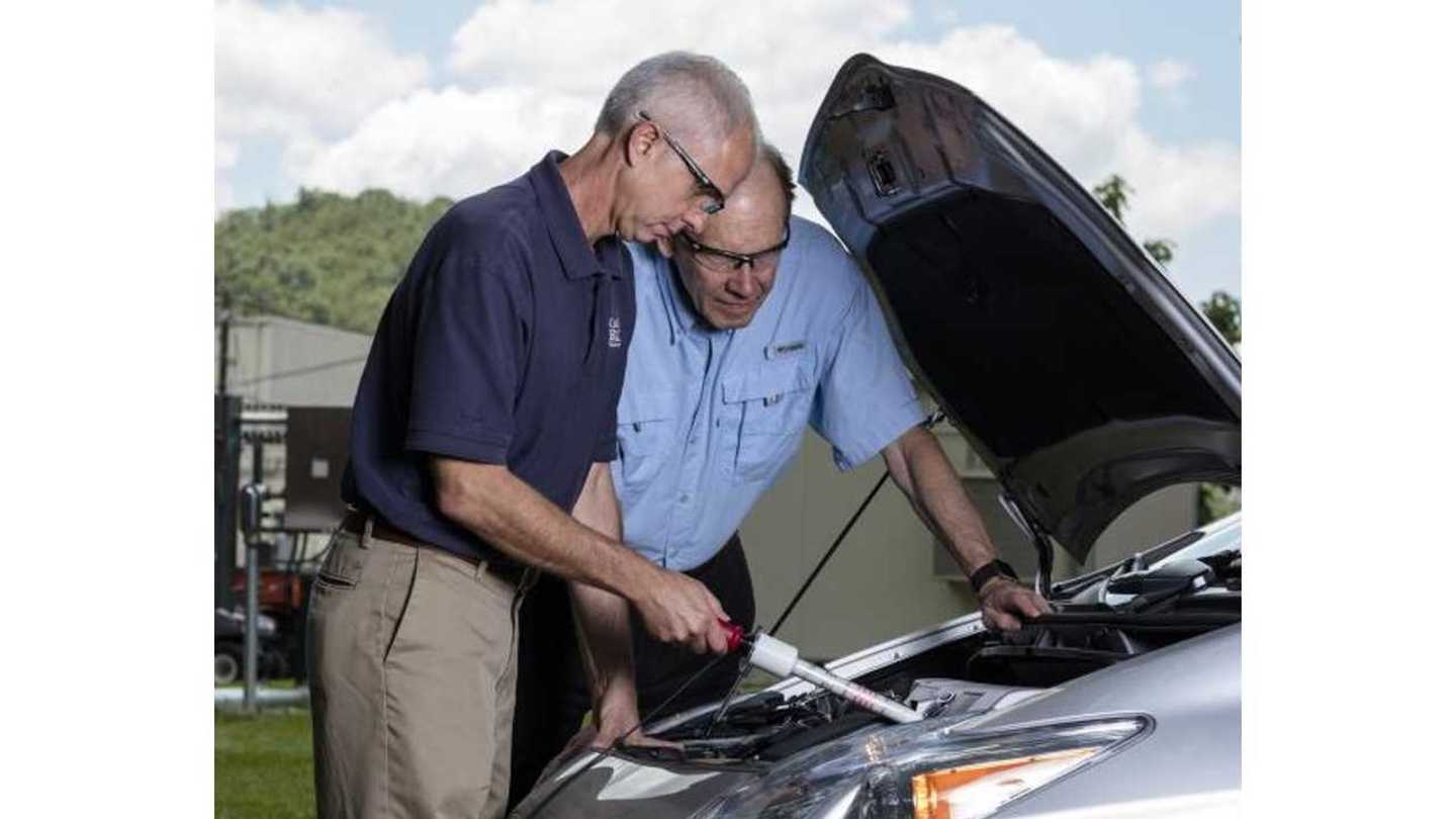 Hotstick Reveals High Voltage Detector For First Responders