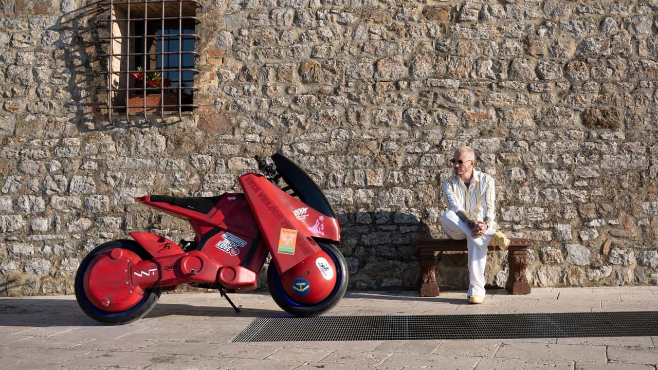 Genial homenaje a Akira, ¿quién necesita IA para diseñar una moto?