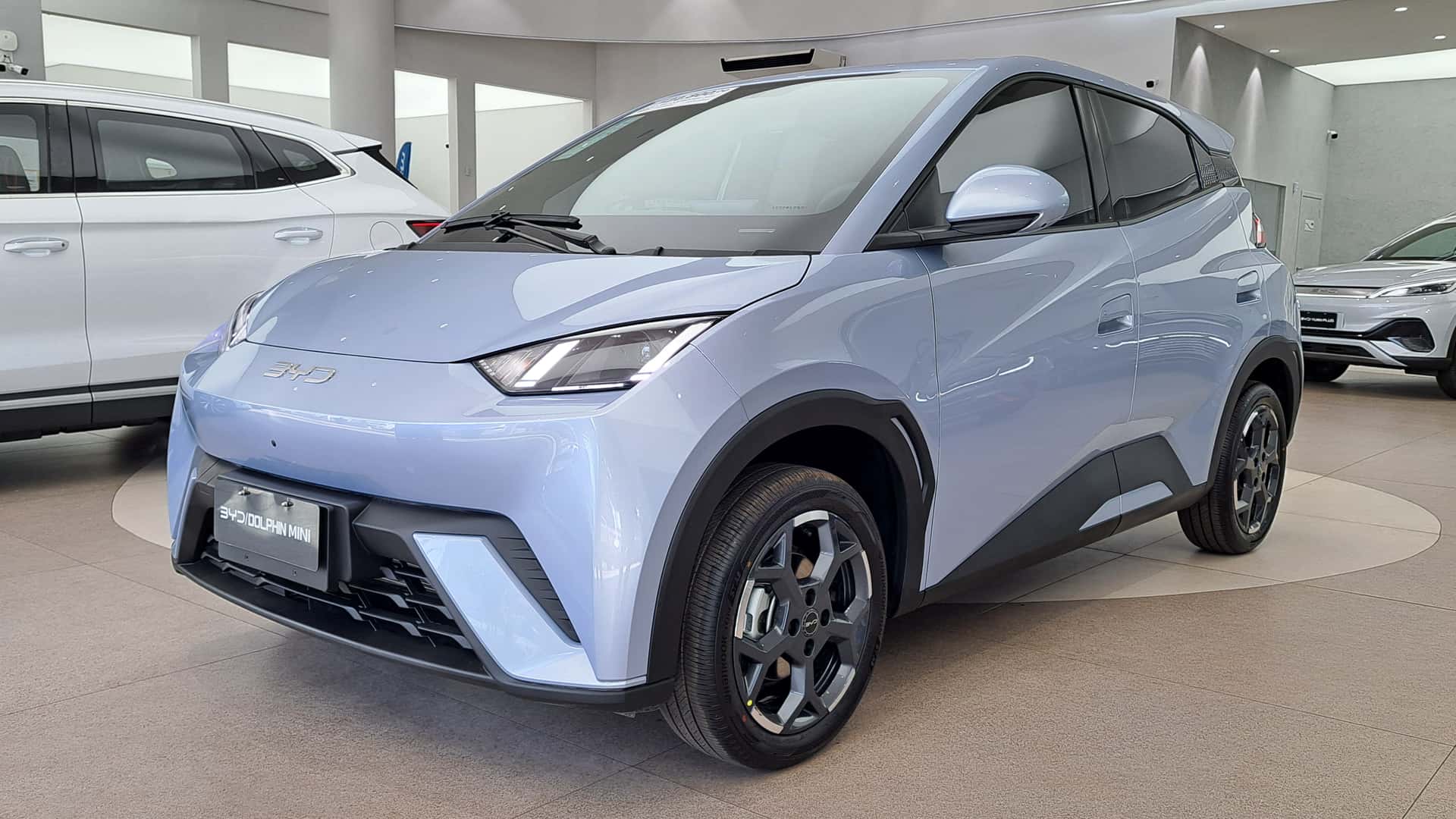 BYD Dolphin Mini fica mais barato e ganha novidades na linha 2026