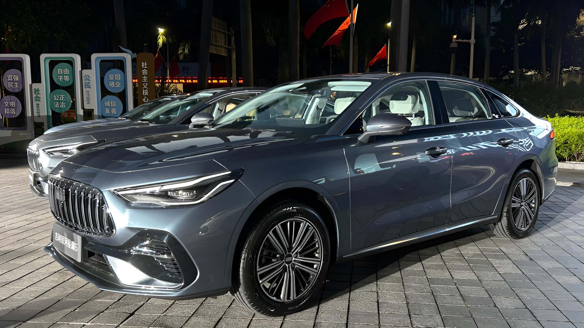 Geely lança sedã PHEV com 125 km de alcance elétrico frente ao BYD King