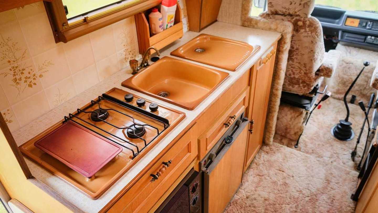 Mercedes 310 Camper : le camping-car rétro qu'il vous faut