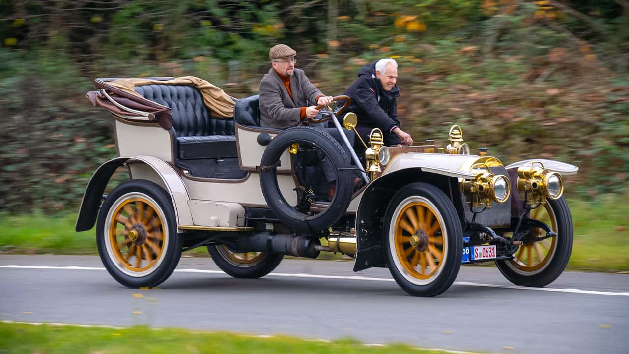 Vi raccontiamo com'è guidare una Mercedes di 120 anni fa