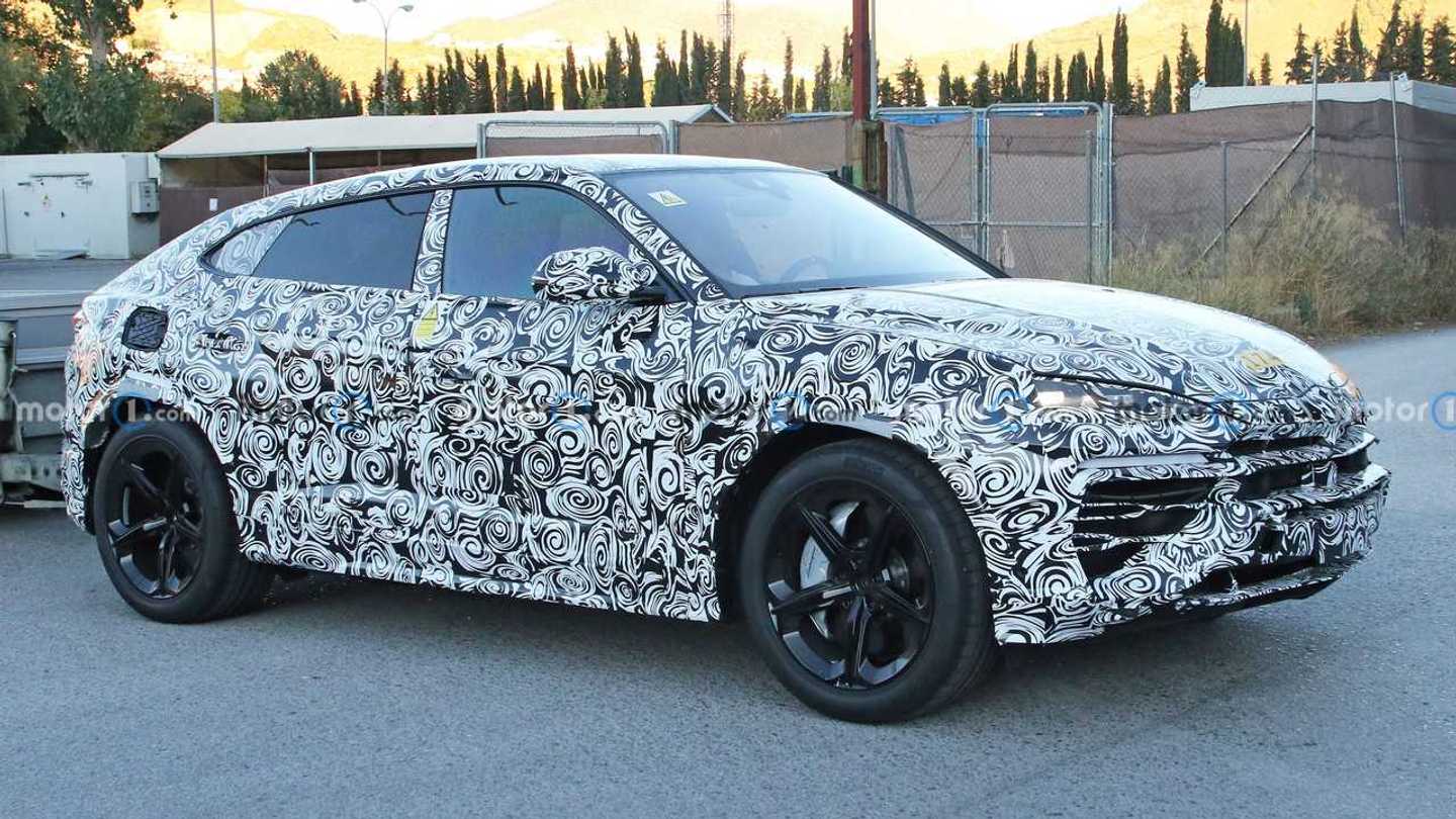 La Lamborghini Urus ibrida continua i test. Ecco nuove foto spia