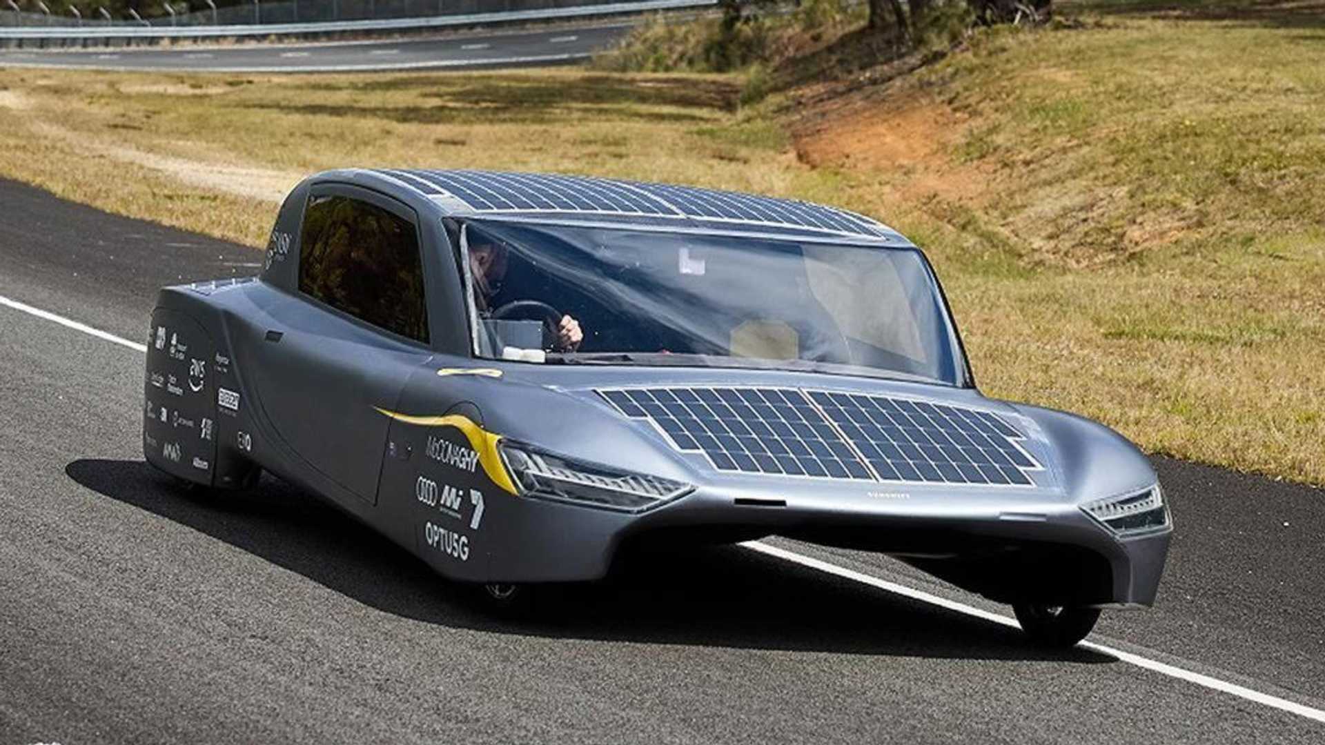 Carro com painel solar bate recorde ao rodar 1.000 km com única carga