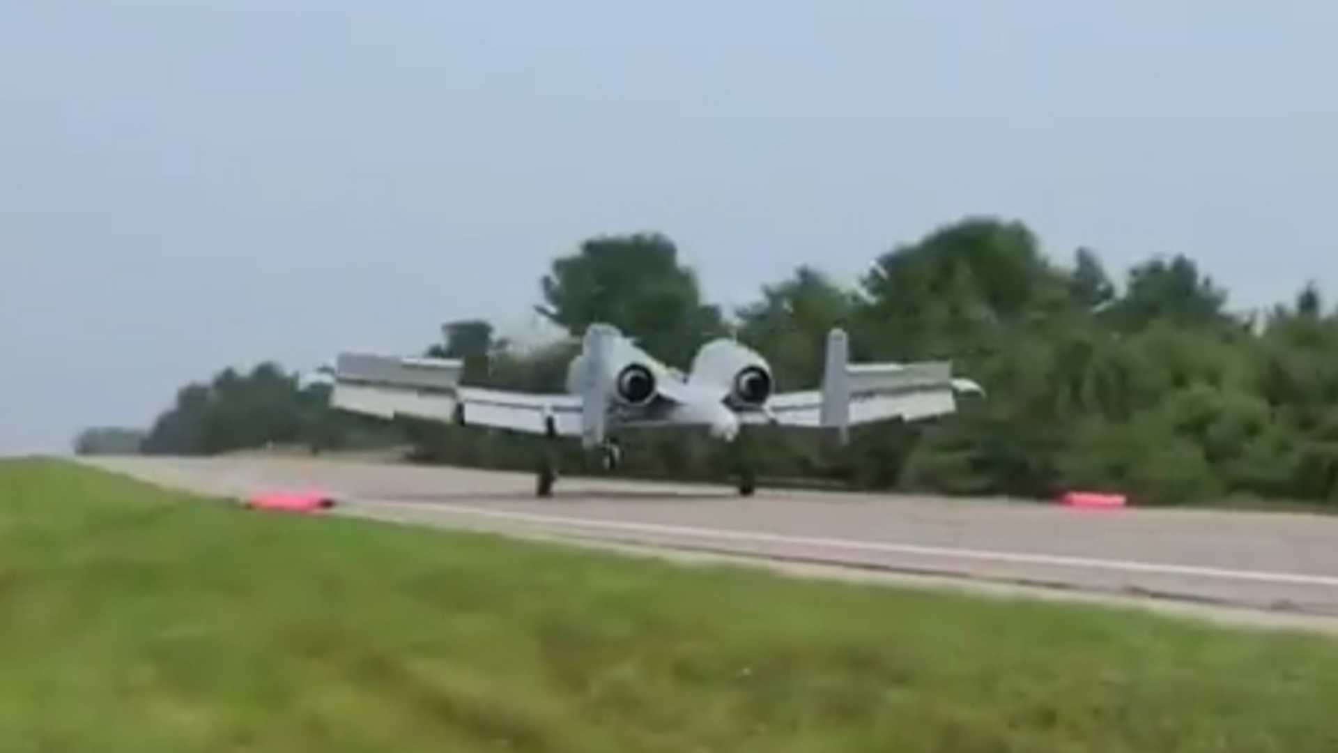 Jalan Raya di Michigan Jadi Landasan Latihan Jet Tempur AS A-10