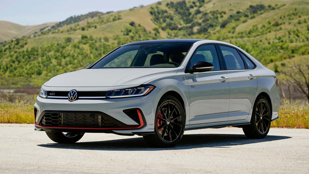 VW Mostra Novo Jetta GLI 2025 Com Grade Iluminada E C mbio Manual