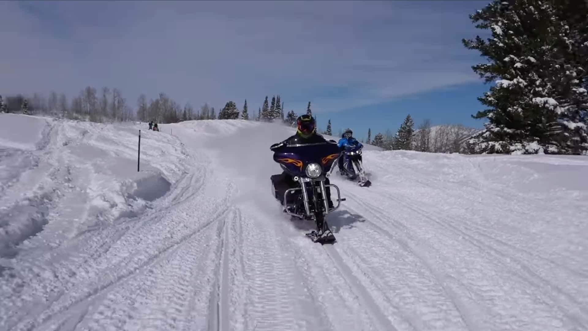 Una Harley-Davidson, convertida en moto de nieve