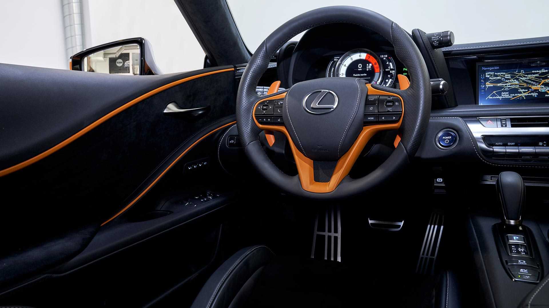 Mat turuncu Lexus LC 500h, Barcelona'da sergileniyor