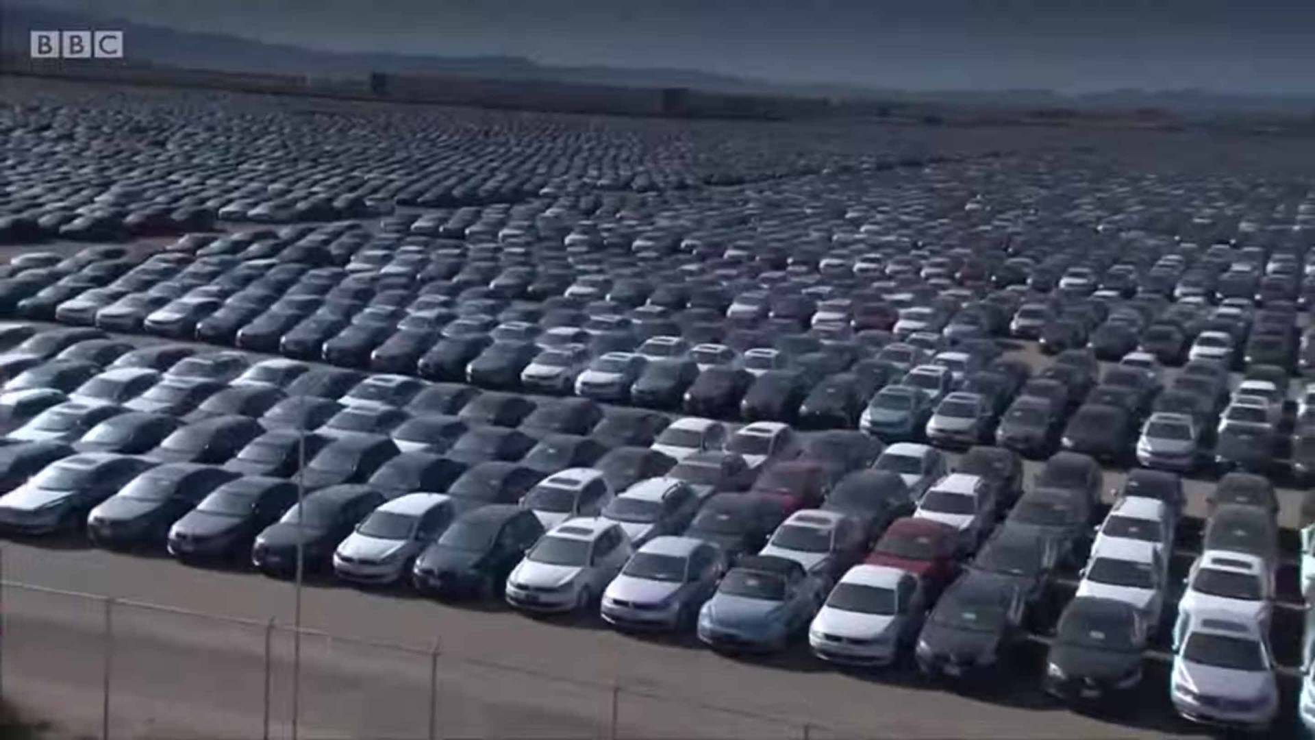 VIDÉO - Un cimetière de Volkswagen en Californie