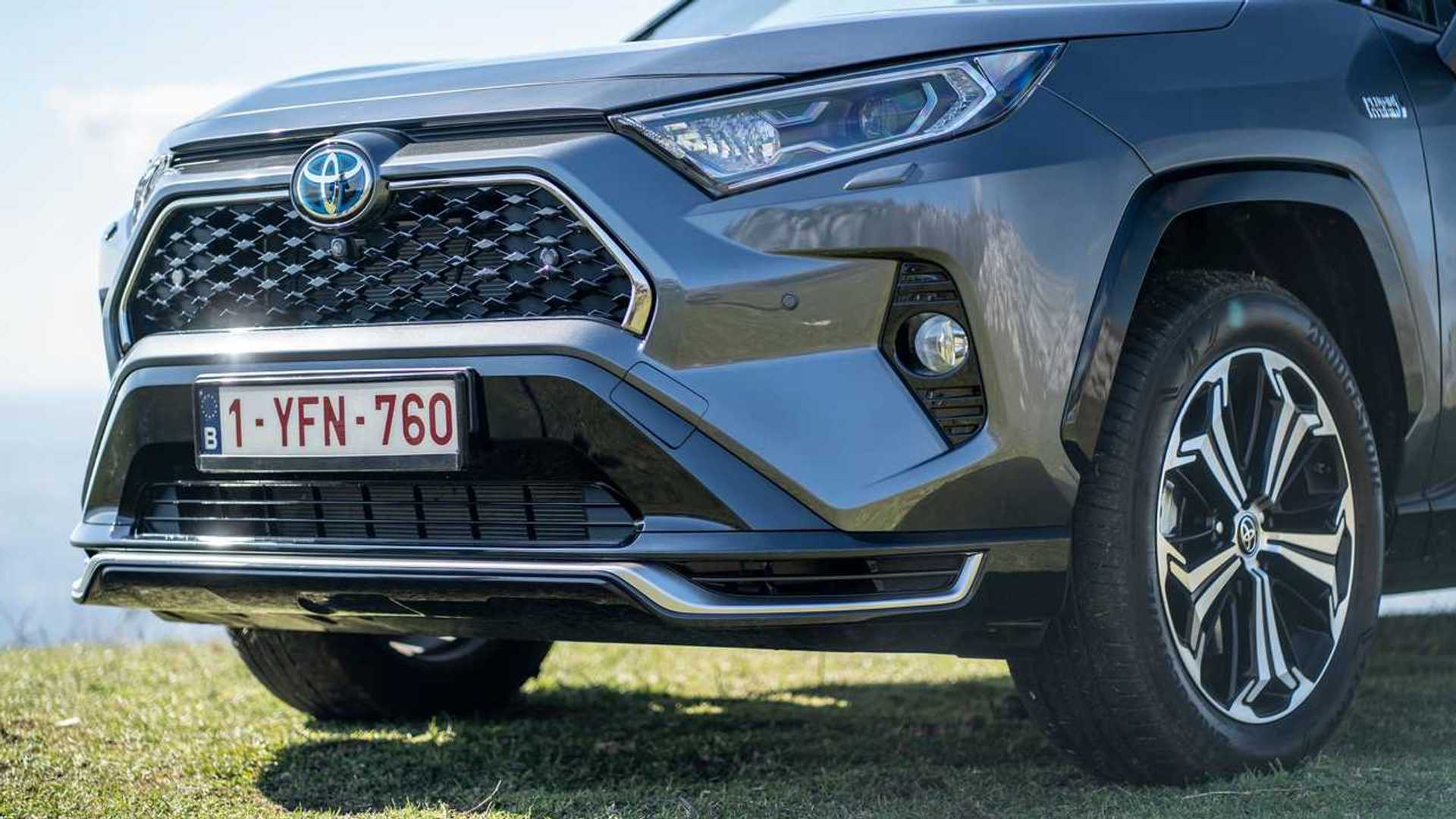 Toyota RAV4 plug-in: consumi, autonomia, prezzi, interni