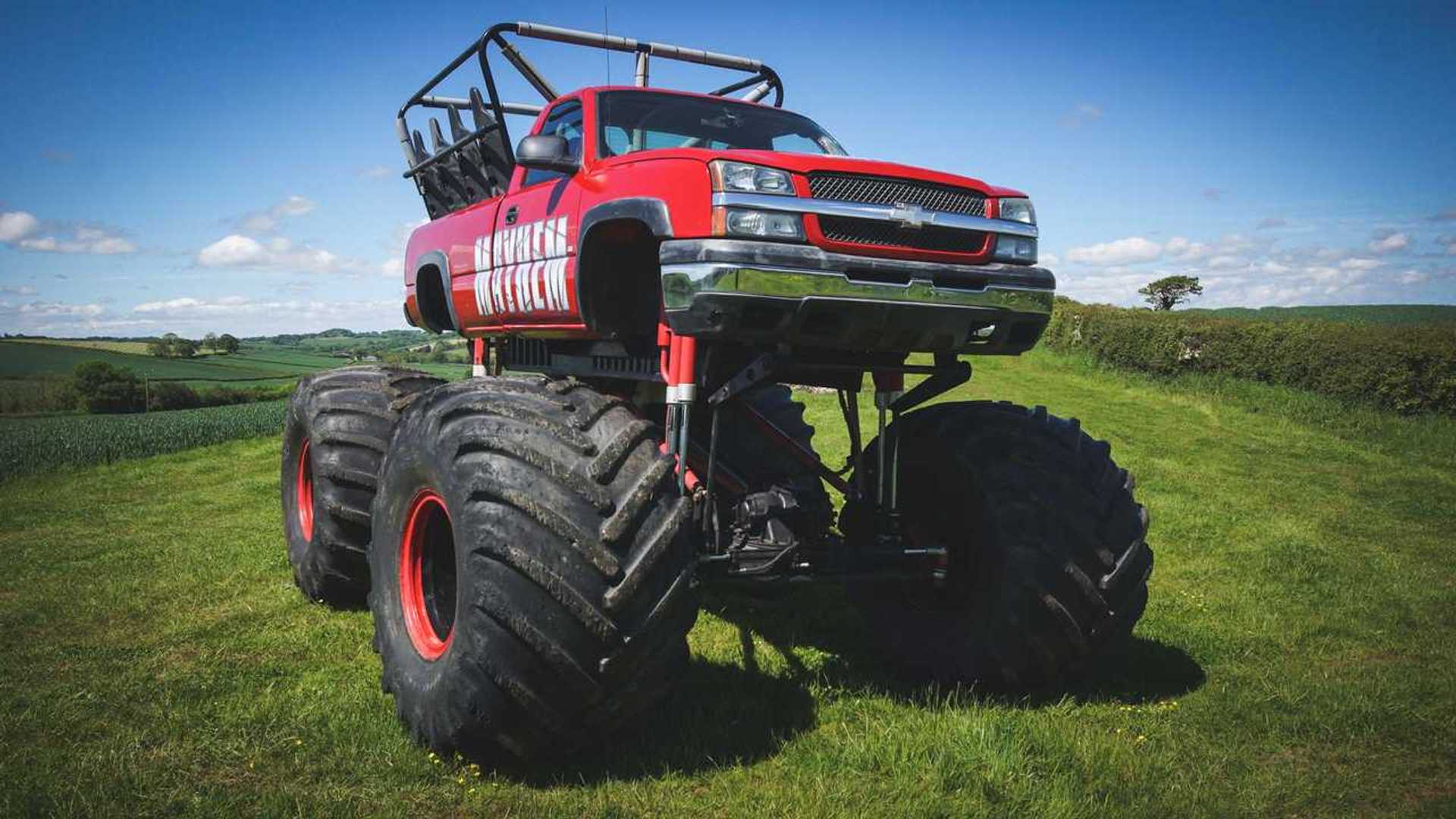 A subasta este brutal Chevy Silverado Monster Truck de 11 plazas