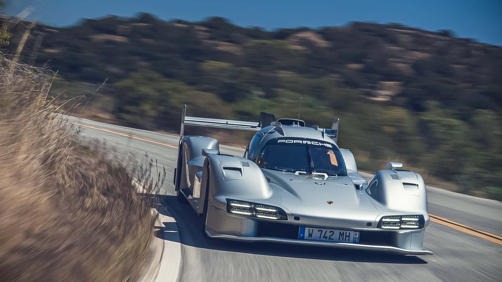 ¡Qué envidia! Roger Penske conduce su Porsche 963 RSP