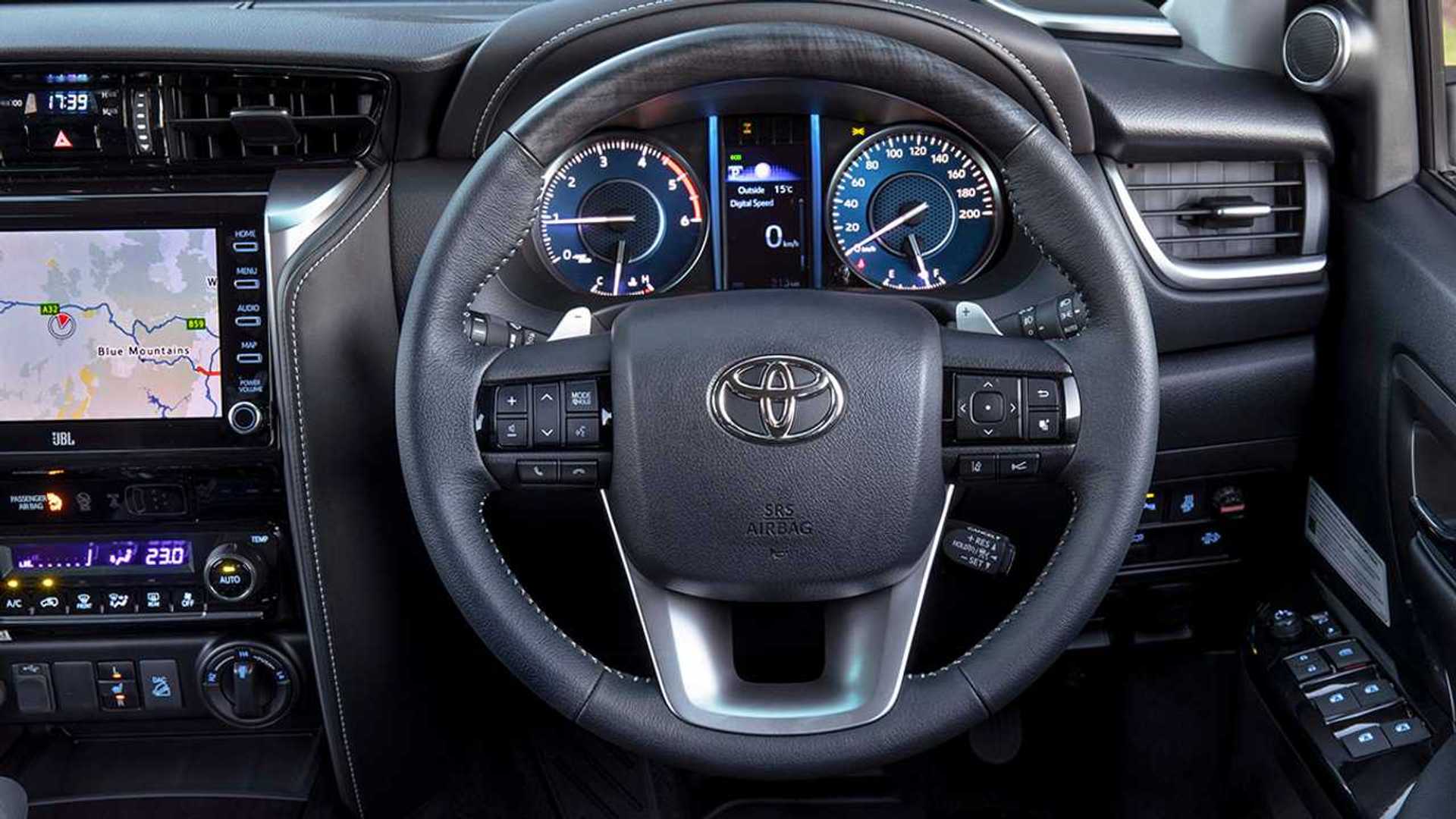 Envuelta para regalo: la nueva Toyota SW4 ya se deja ver en la Argentina