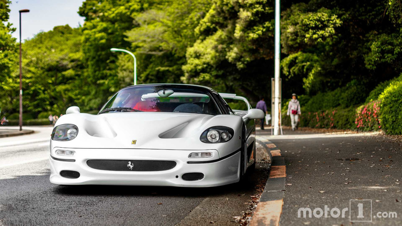 PHOTOS - Une Ferrari F50 blanche dans les rues de Tokyo