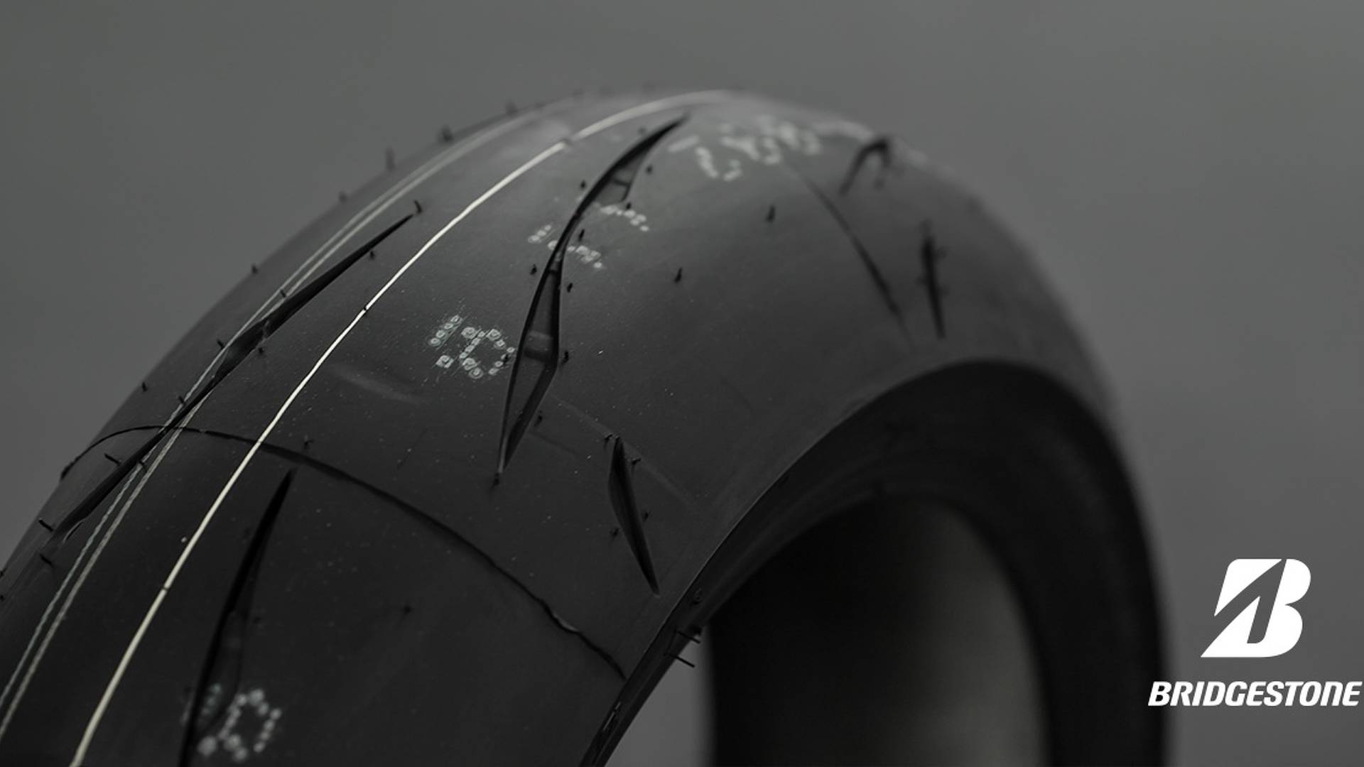 Bridgestone lanza cinco nuevos neumáticos para motos y scooters