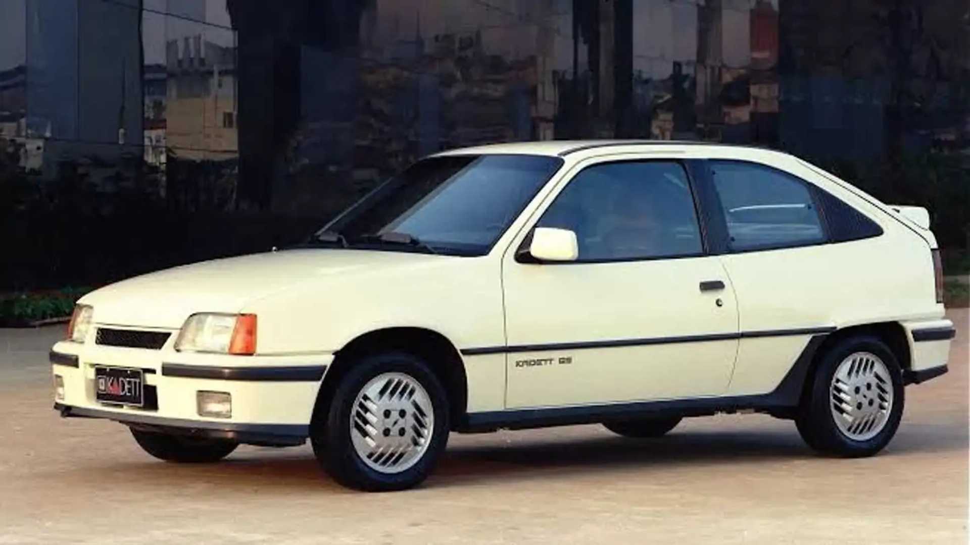 Collection: Chevrolet Kadett GS completa 30 anos e recebe placa preta