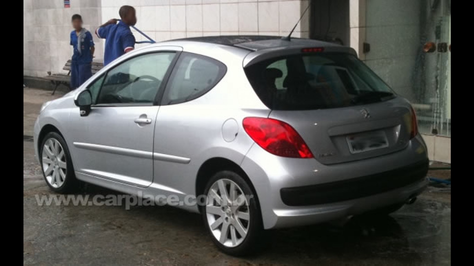 Leitor flagra o legítimo Peugeot 207 europeu emplacado e rodando no Rio ...