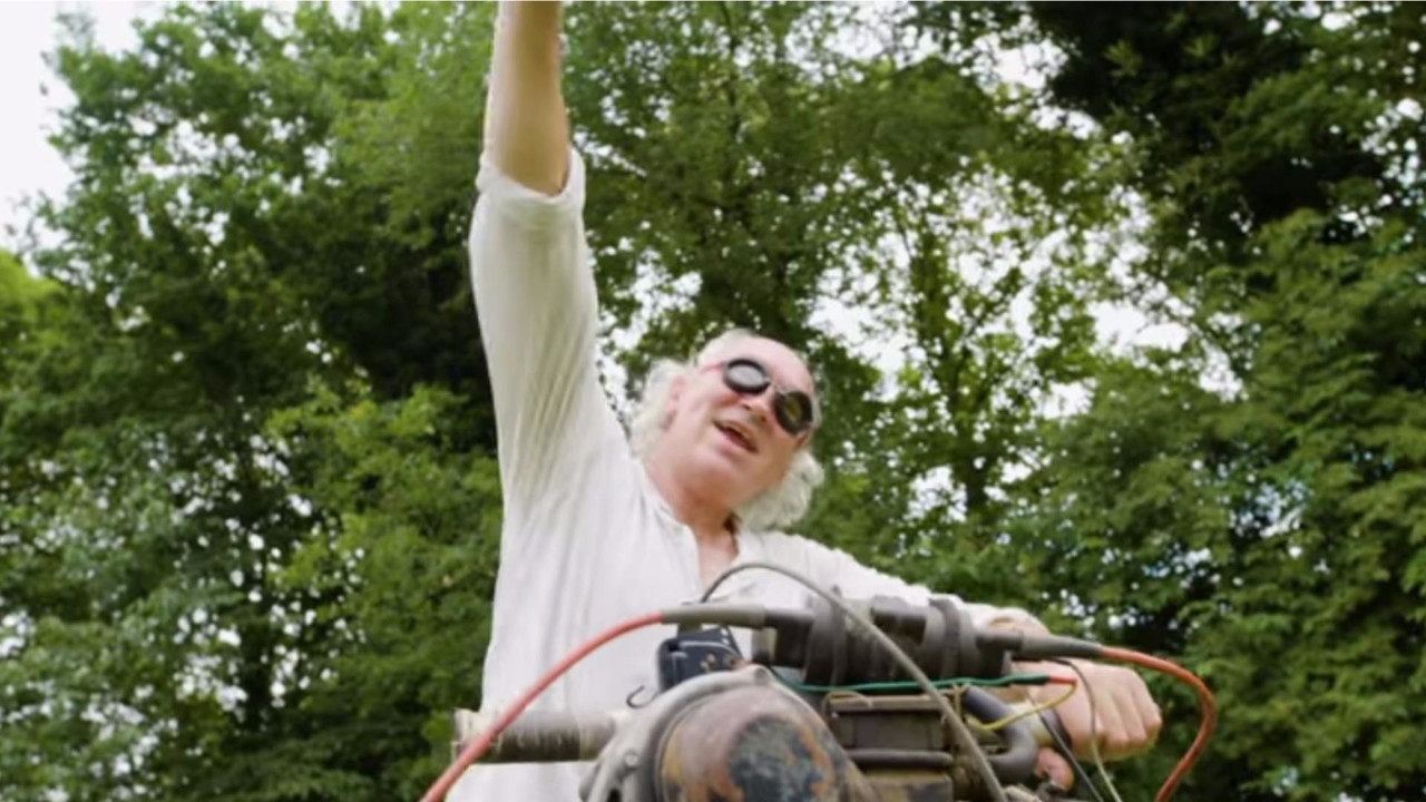 Une Citroën 2 CV transformée en moto dans le désert