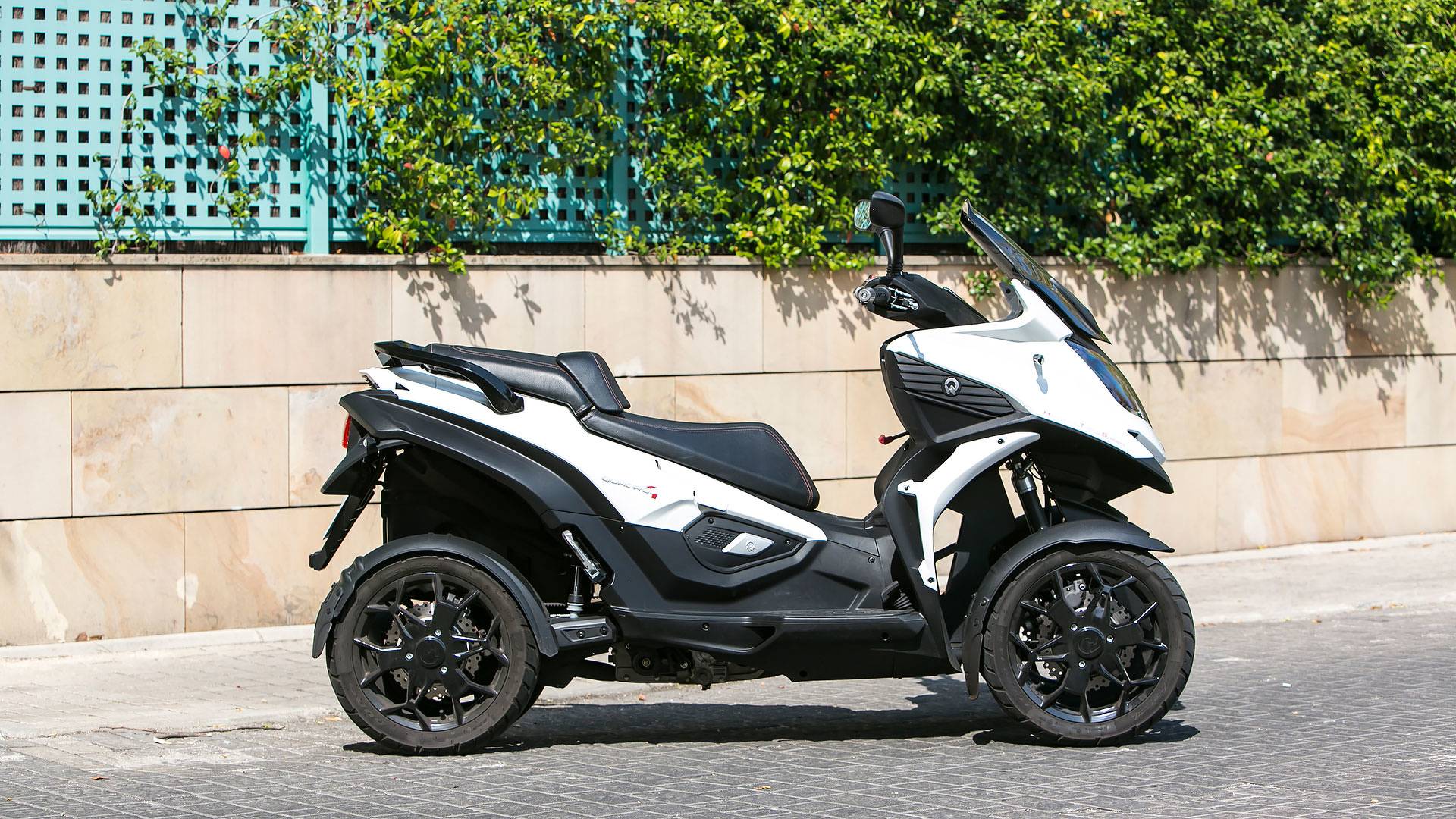 Probamos el Quadro4, un scooter de cuatro ruedas único
