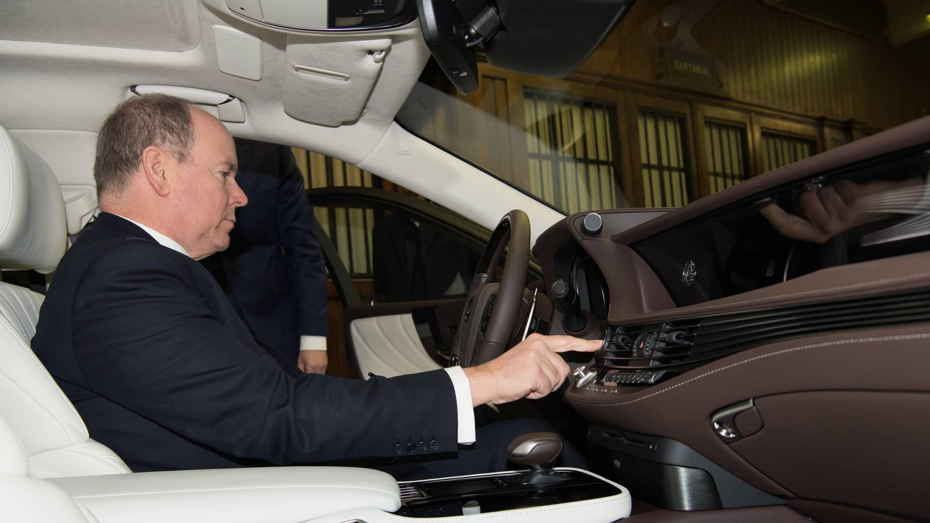 Le Prince Albert de Monaco reçoit une Lexus flambant neuve