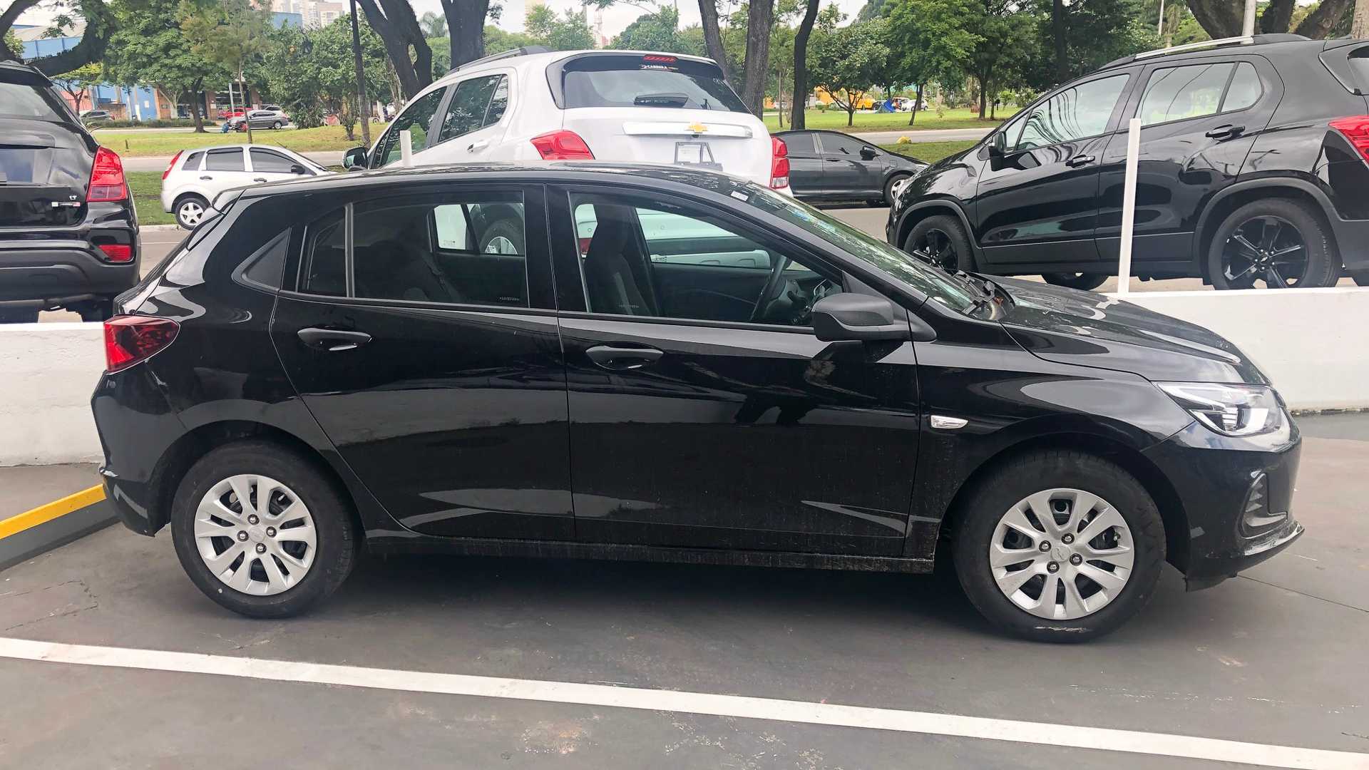 Novo Onix Hatch 2020: veja fotos das versões mais baratas nas lojas