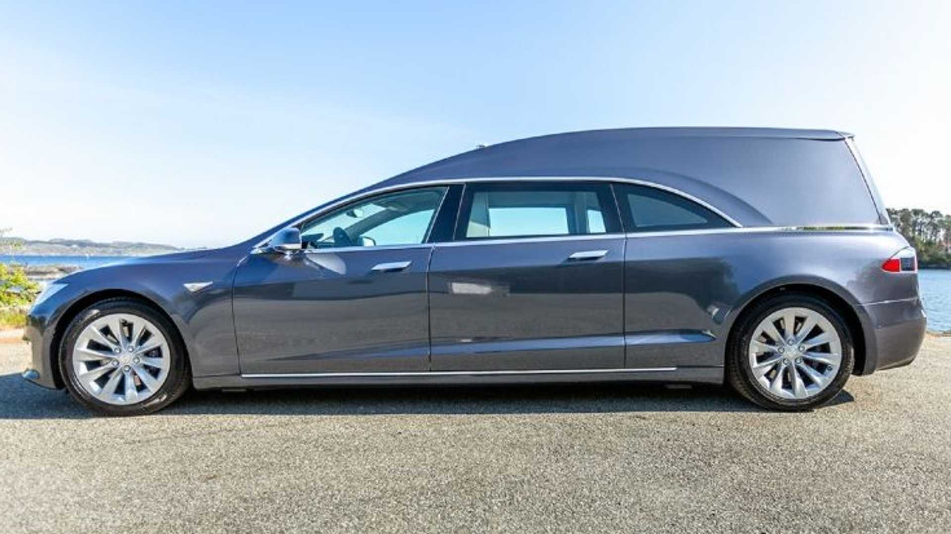 Un Tesla Model S, convertido en coche fúnebre