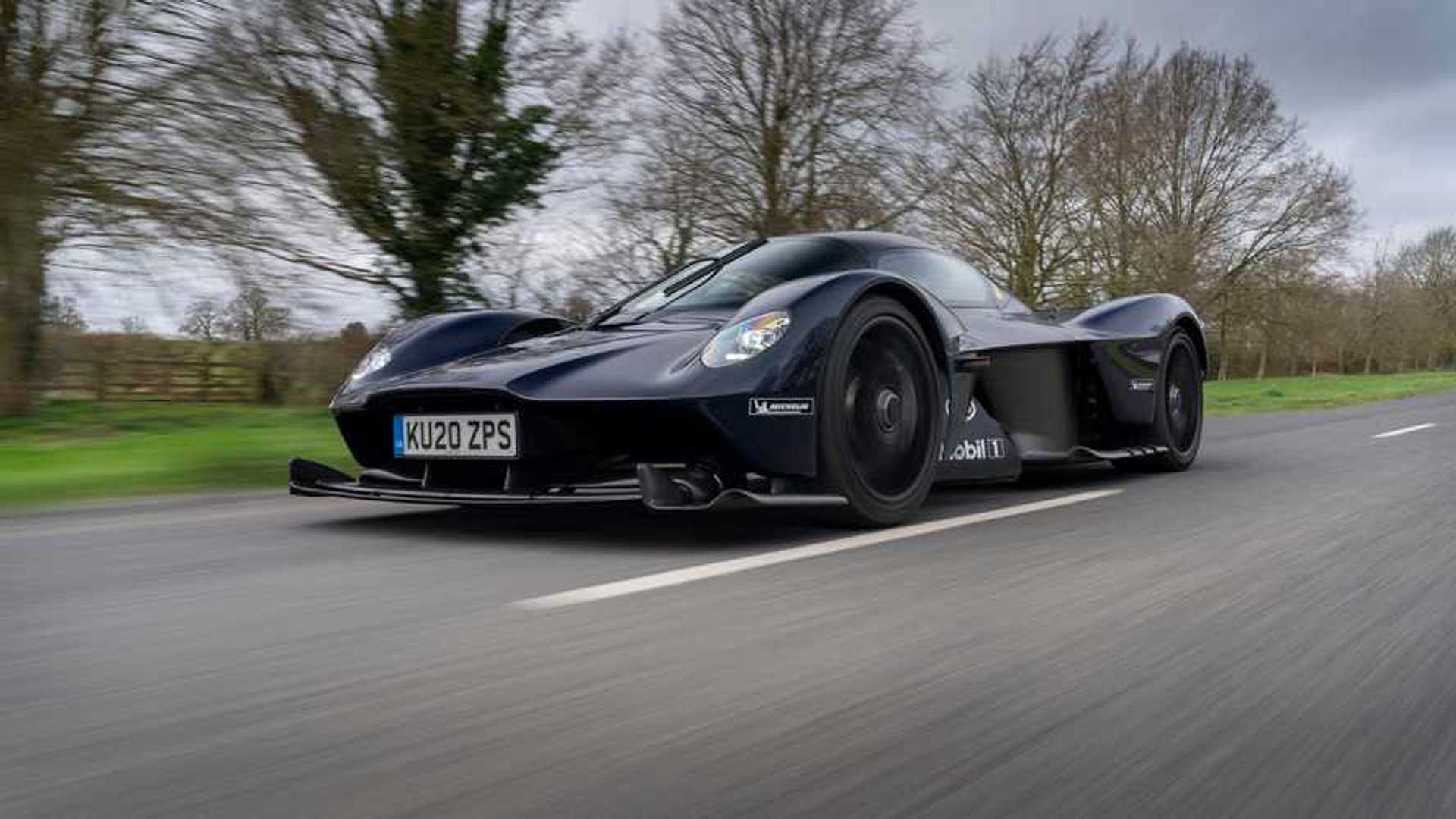 Aston Martin Valkyrie, l’hypercar inglese inizia i test su strada