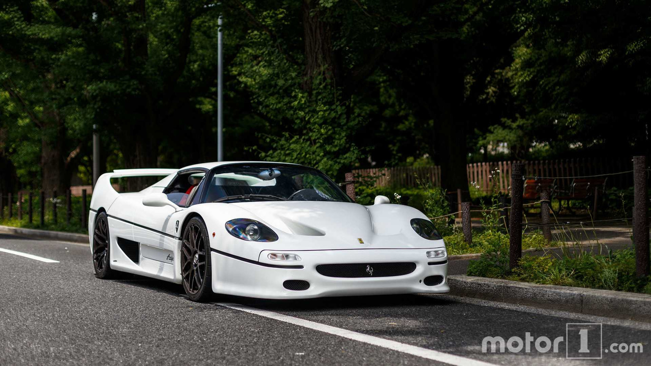 PHOTOS - Une Ferrari F50 blanche dans les rues de Tokyo