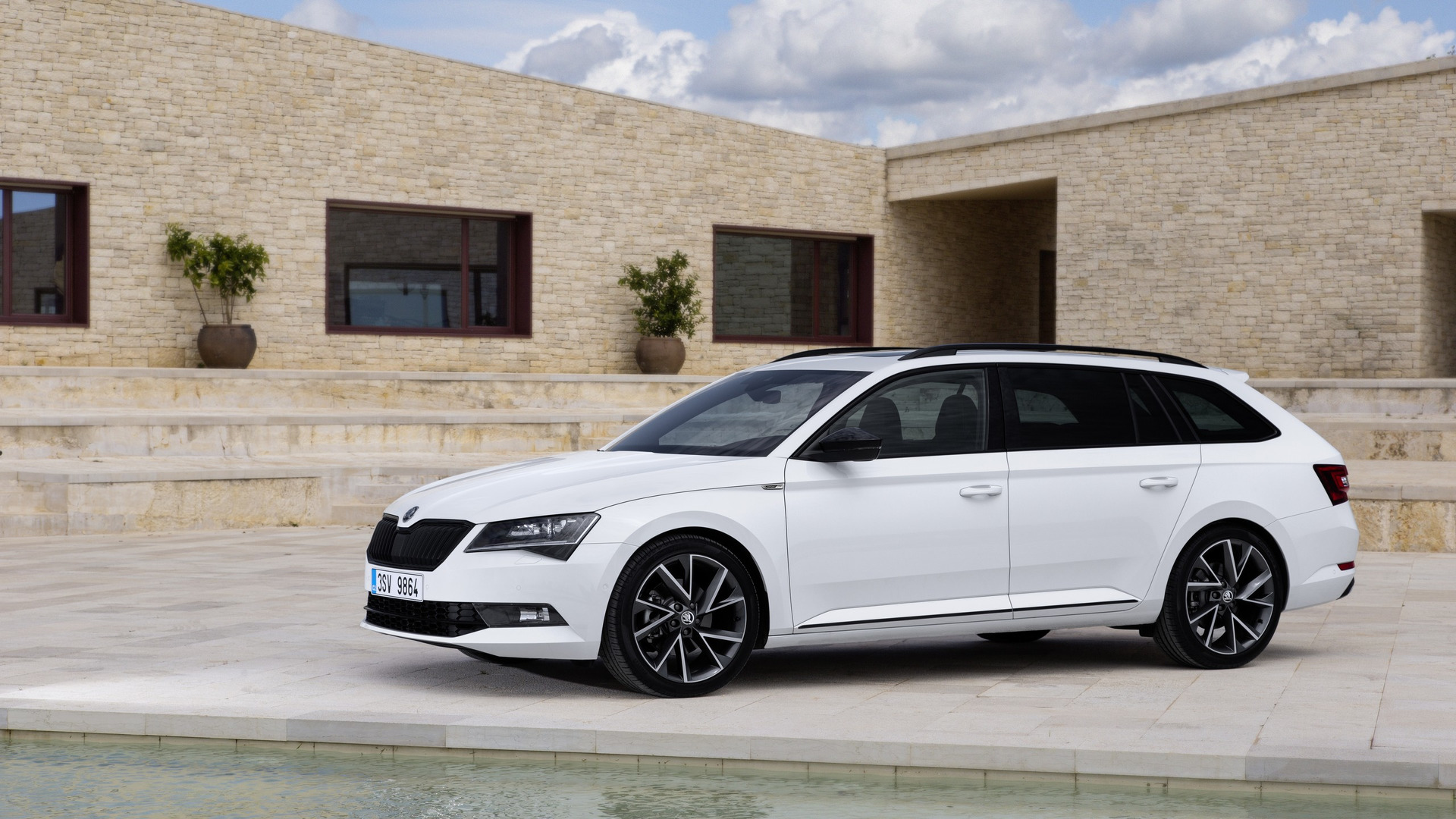 Skoda Superb, più assistenza e sicurezza sull’ammiraglia